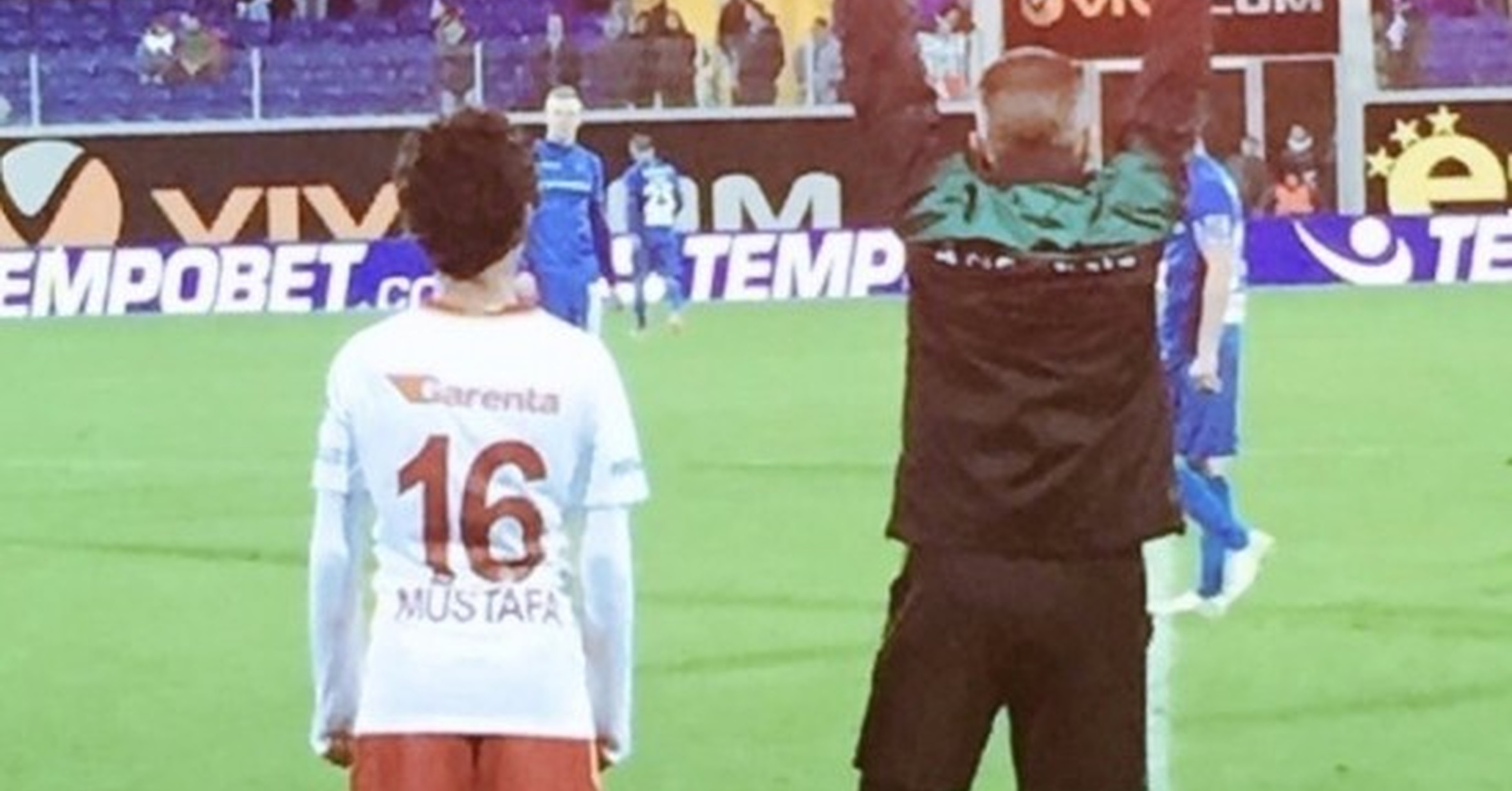 [ MEMEDEPORTES ] Mustafa Kapi haciendo historia habiendo nacido en 2002