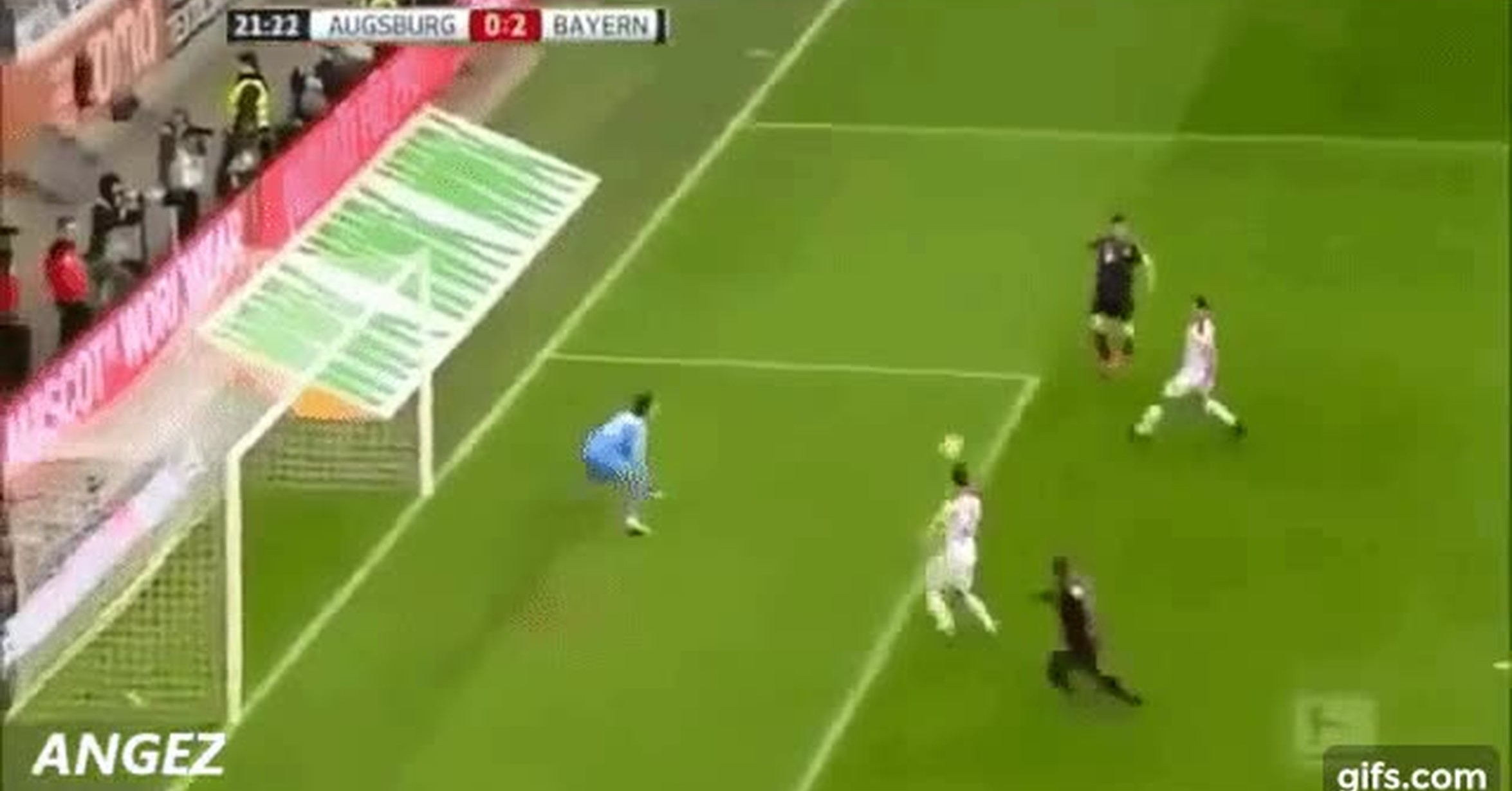 [ MEMEDEPORTES ] GIF: Como marcar un gol cuando la defensa es mala ...