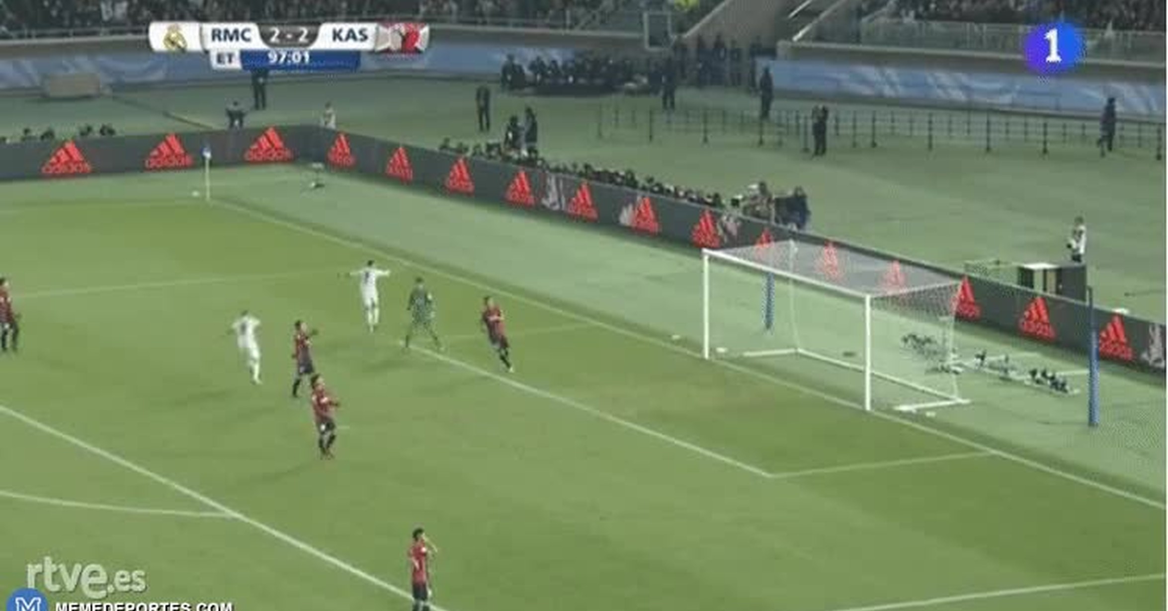 [ MEMEDEPORTES ] GIF: Gooooool de Cristiano que marca su doblete en la ...