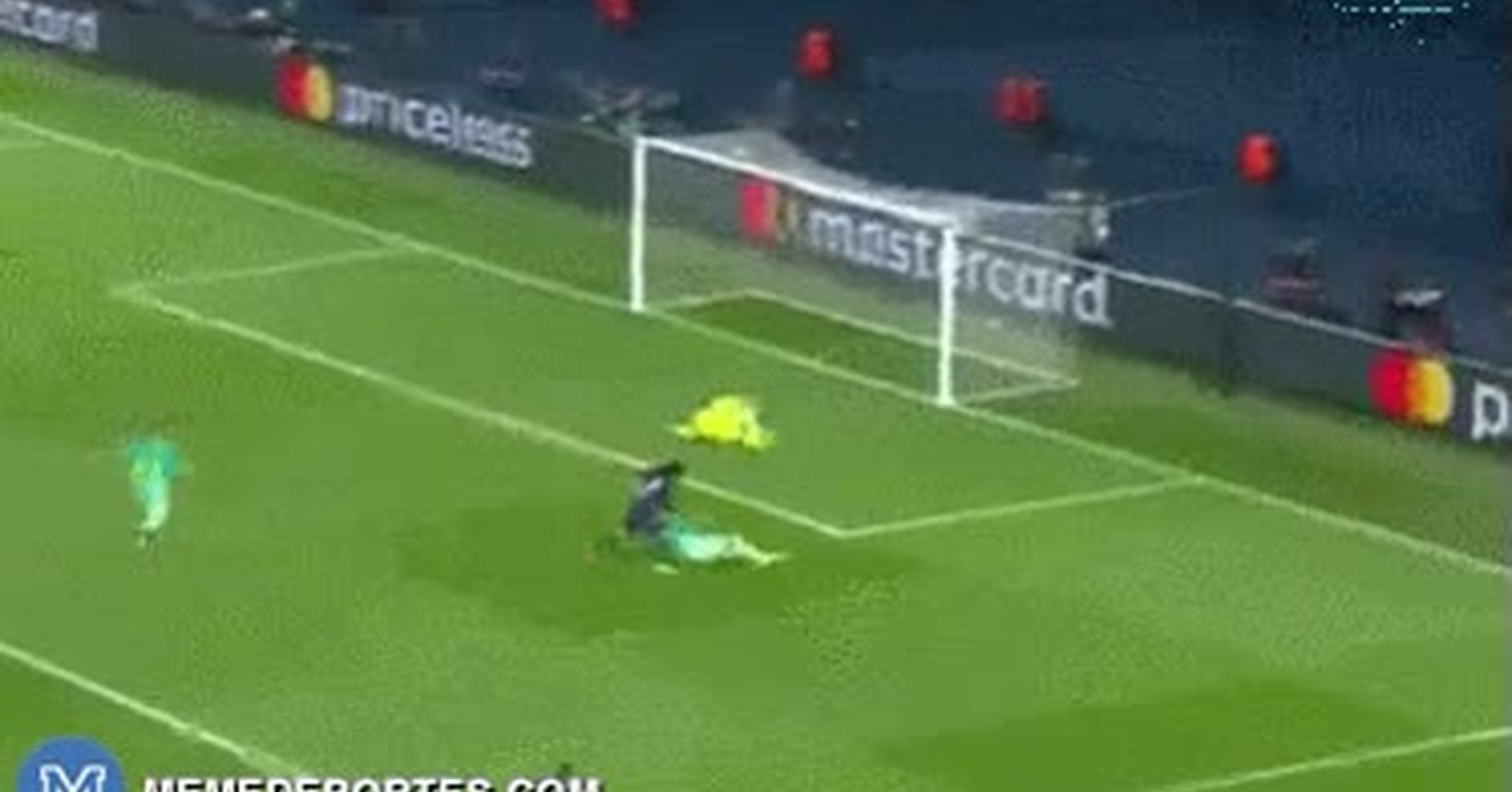 [ MEMEDEPORTES ] GIF: ¡Gooooool de Cavani para aumentar el baño al Barça!