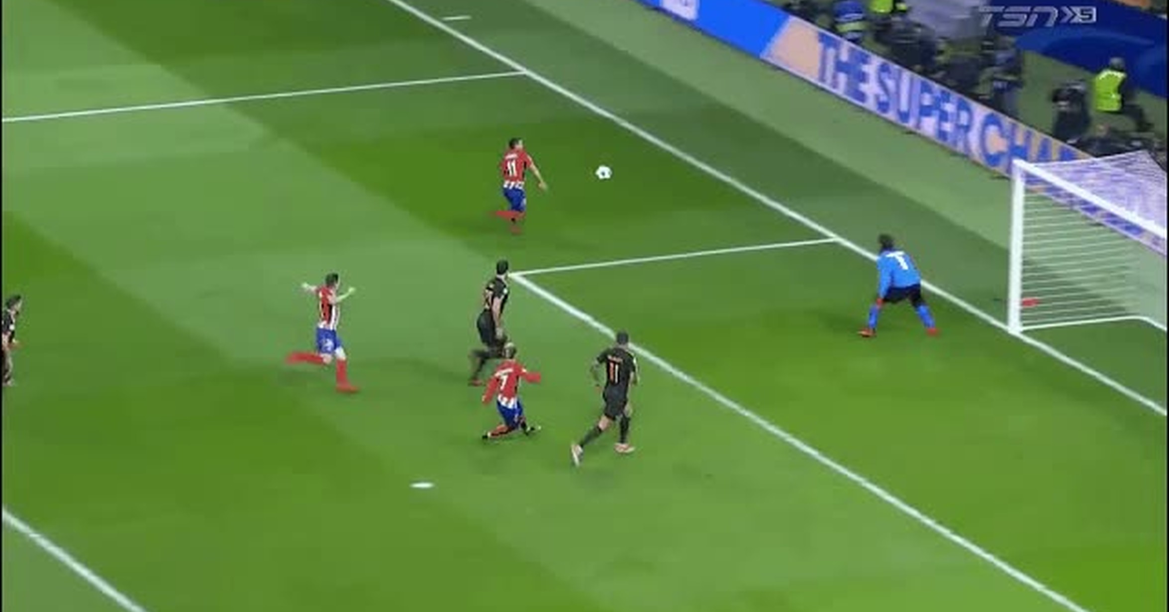 [ MEMEDEPORTES ] GIF: Golaaaaaazoooo de tijera de Griezmann que da vida ...