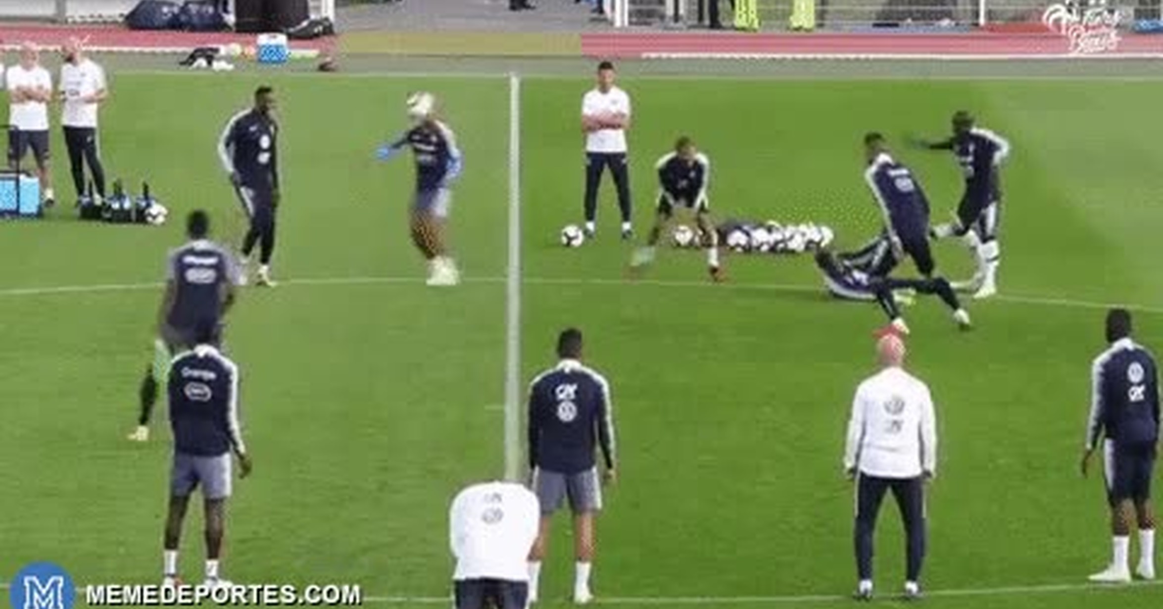 [ MEMEDEPORTES ] Mbappé deja a Dembélé en el suelo con un regate en un ...