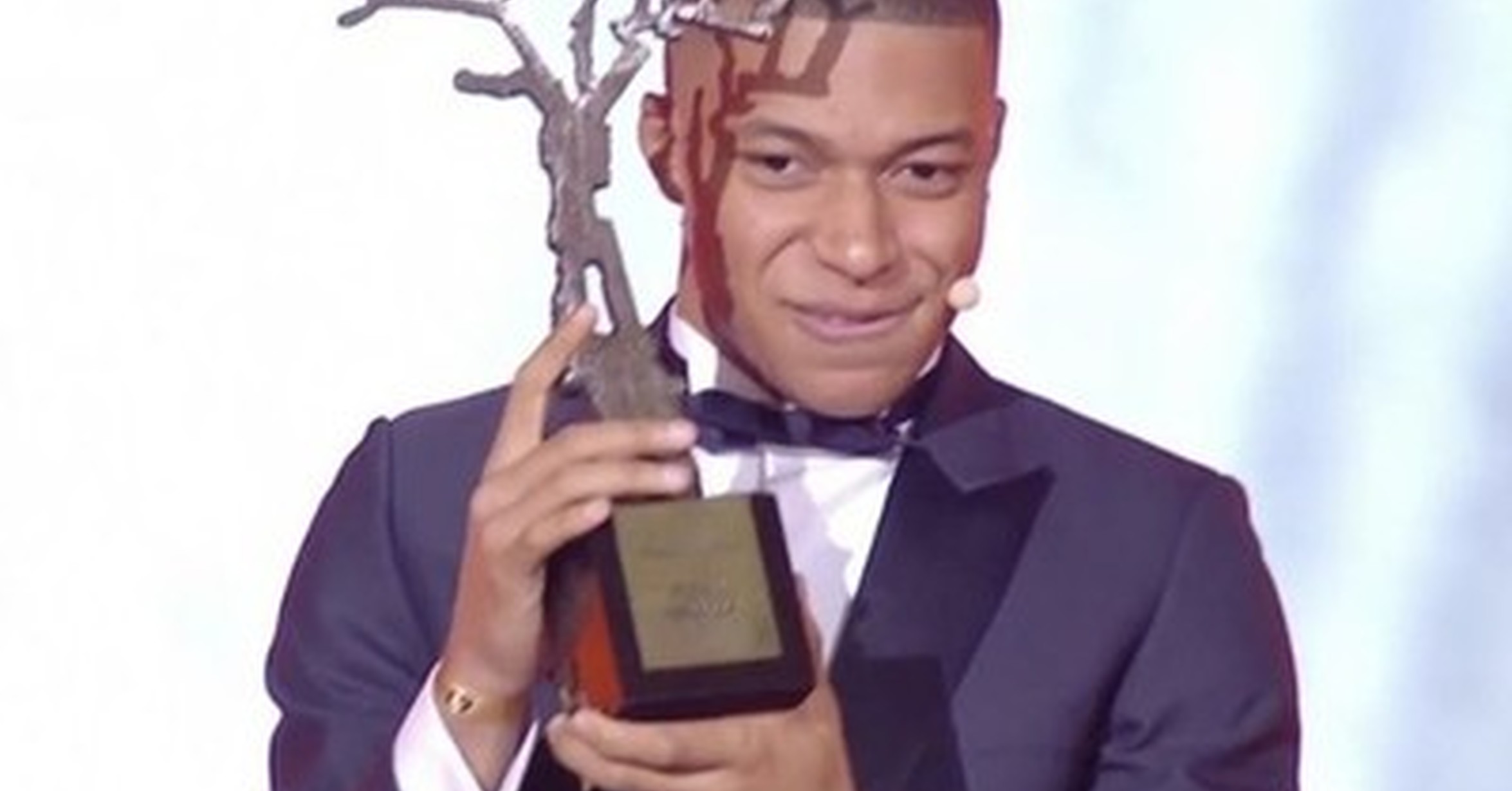 [ MEMEDEPORTES ] Creo que hicieron el trofeo dándole a click en 'random ...