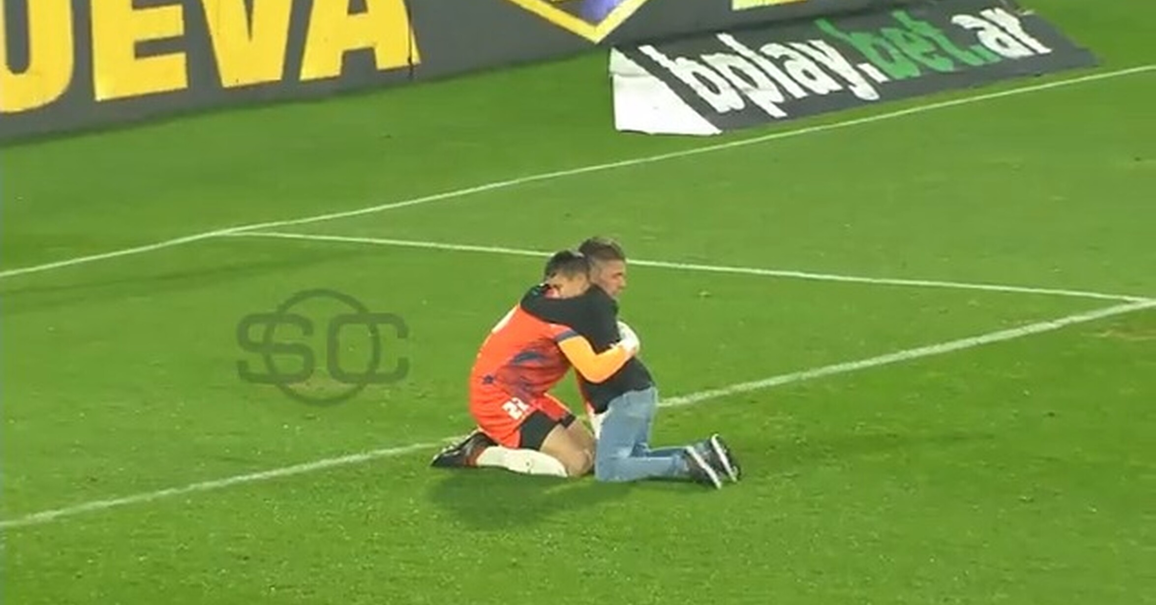[ MEMEDEPORTES ] En Argentina un pequeño fan de DyJ invade el campo ...