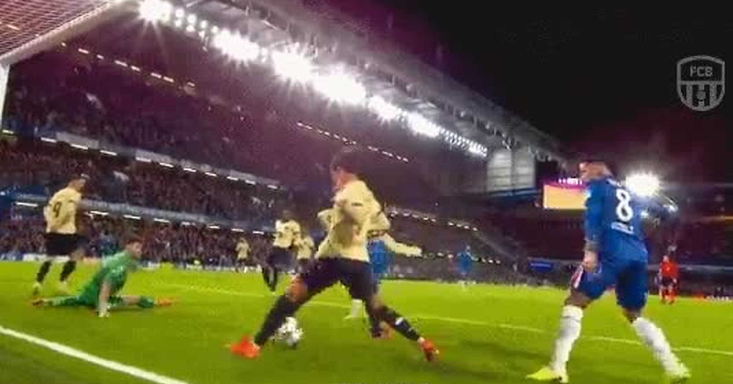 [ MEMEDEPORTES ] Koundé "remata" hasta 3 veces al arco en su autogol.