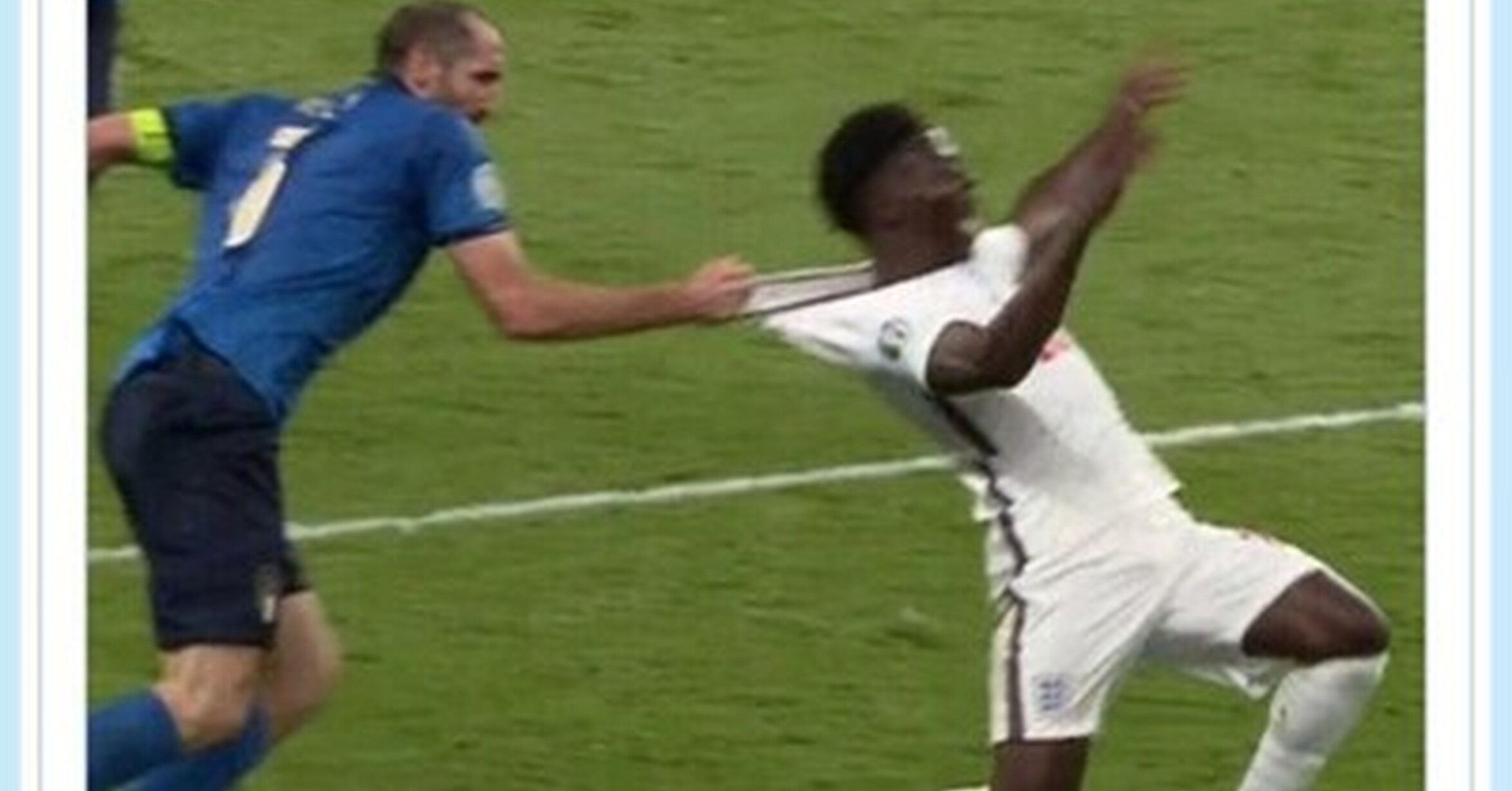 VEF > Visto en las Redes > El agarrón de Chiellini a Saka en la final ...
