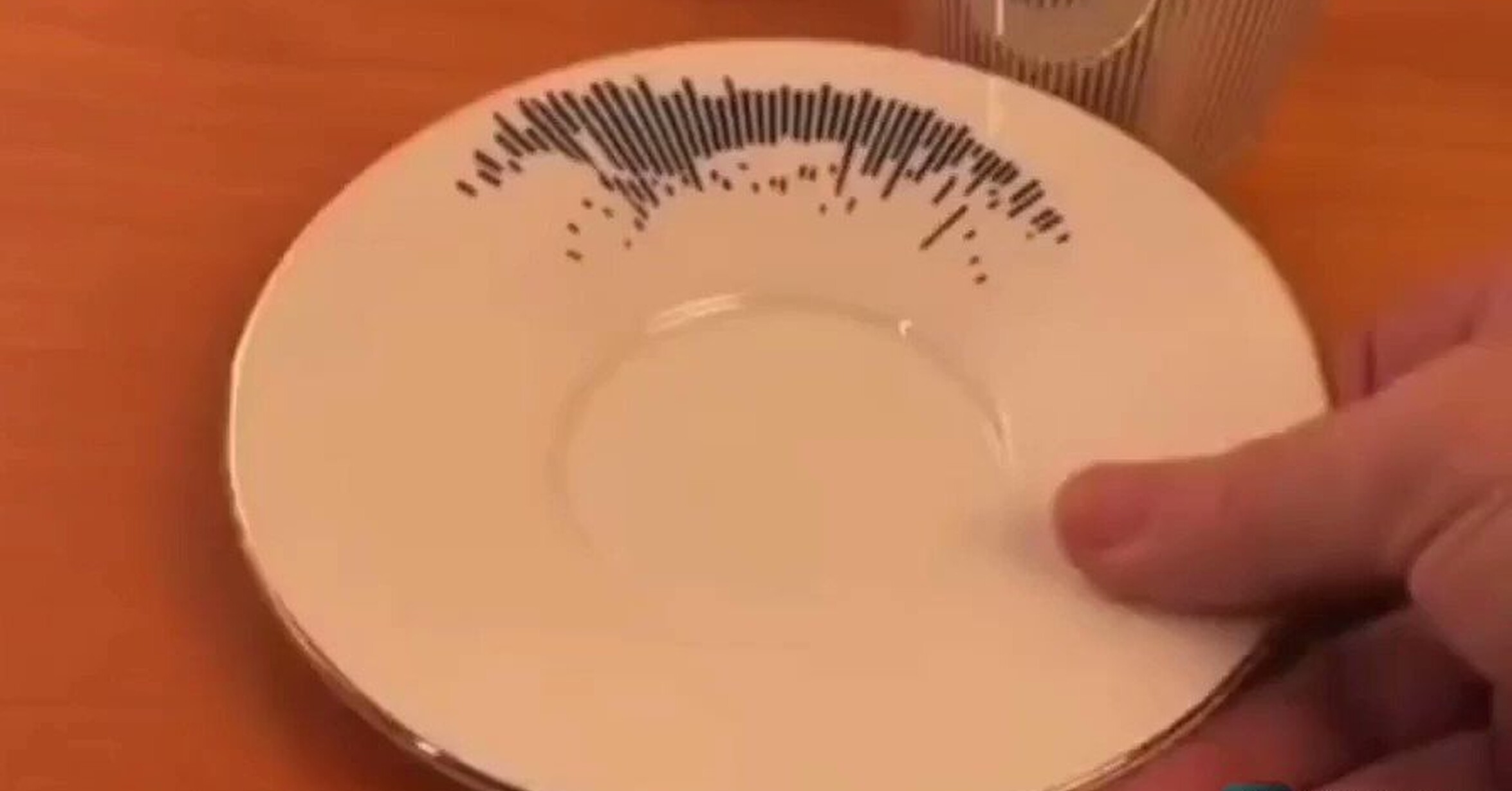 VEF > Visto en las Redes > Aún estoy flipando con el efecto óptico de esta taza y este vaso ...