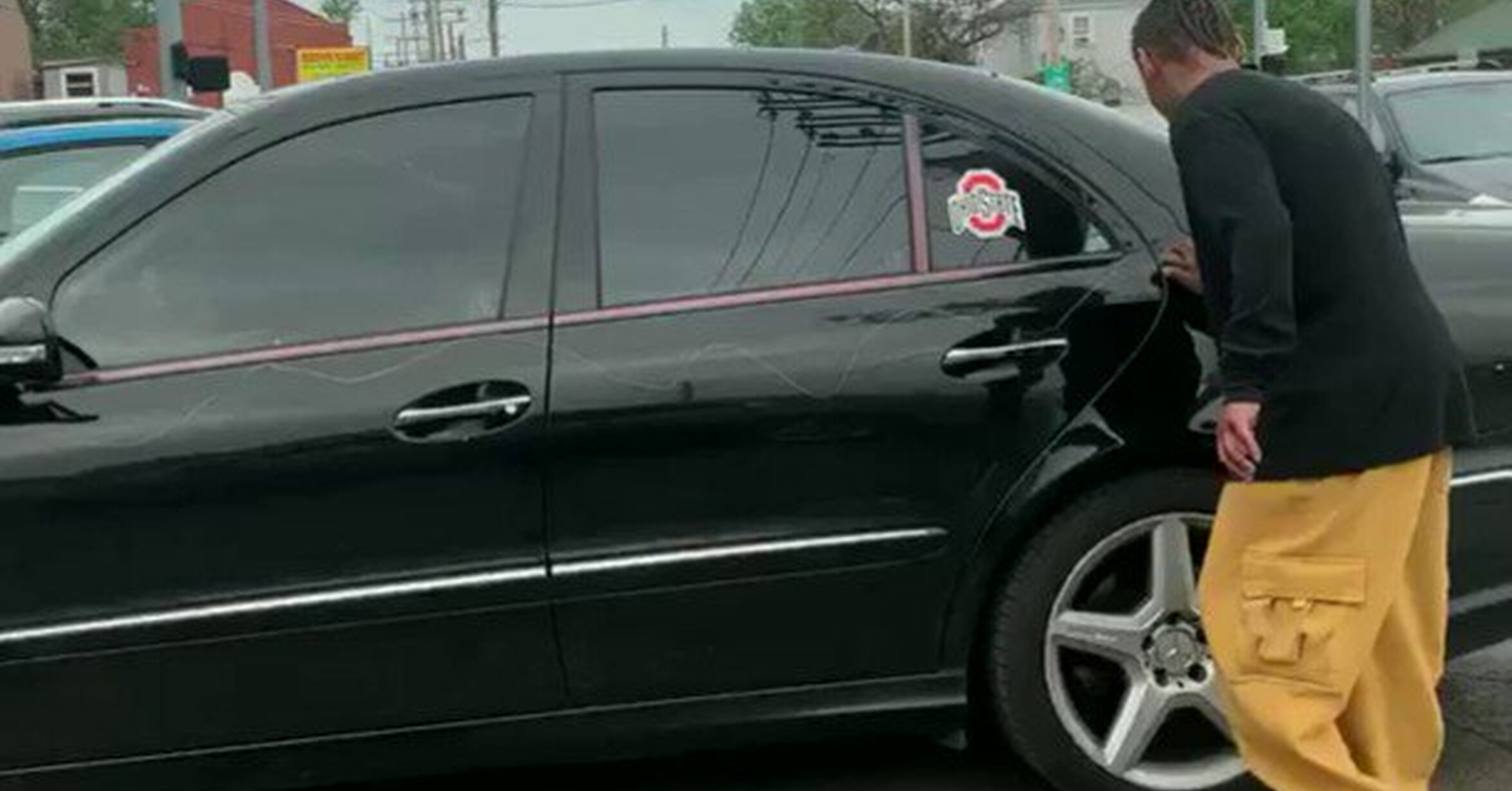 VEF > Visto en las Redes > Pilla a un hombre rayando su coche y aún me ...