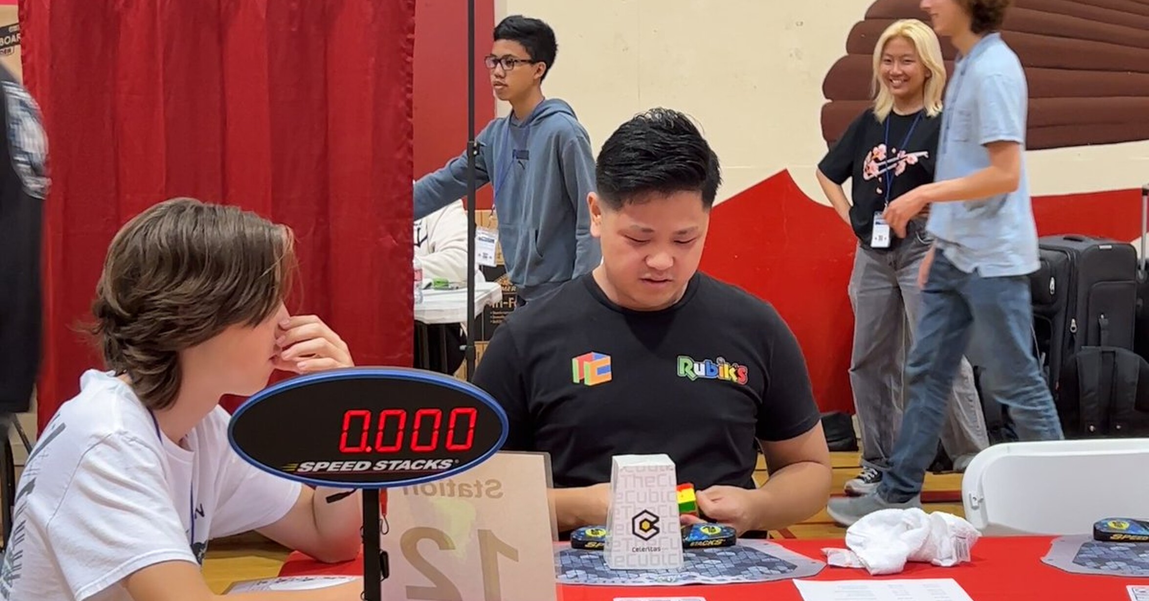 VEF > Visto en las Redes > Alucinante el record guinness del cubo de Rubik