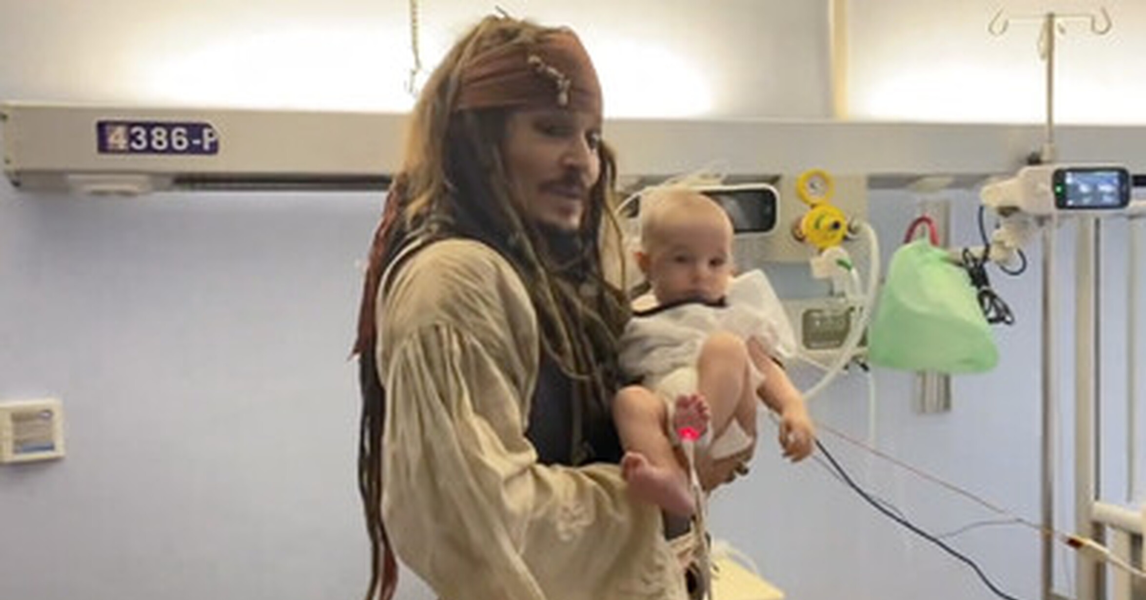 VEF > Visto en las Redes > Johnny Depp se ha presentado vestido de Jack ...