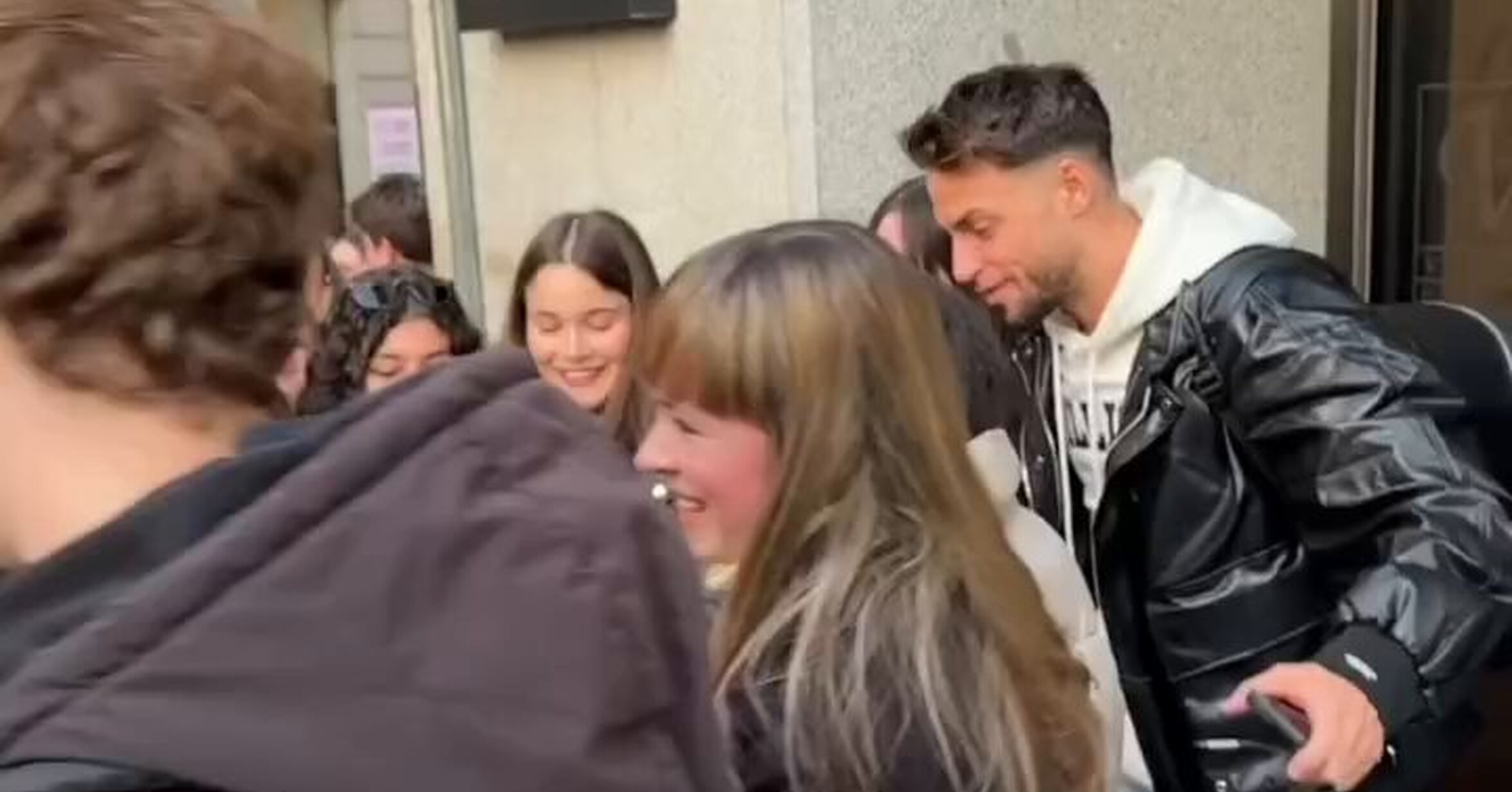 VEF > Visto en las Redes > España actual: tratar como un Dios a un tío ...