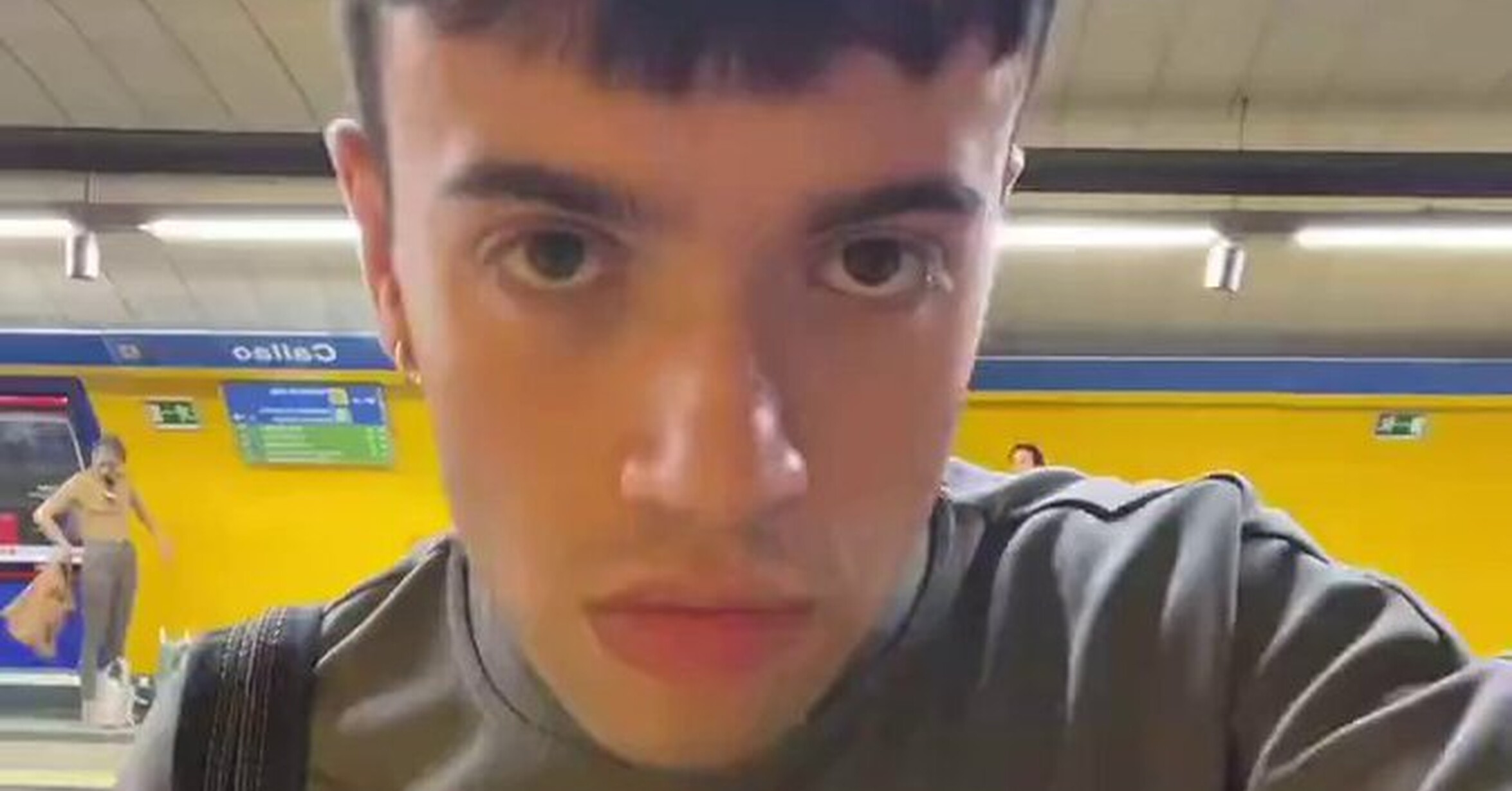 VEF > Visto en las Redes > Un chaval con pocas luces se graba en el metro y se olvida un pequeño ...