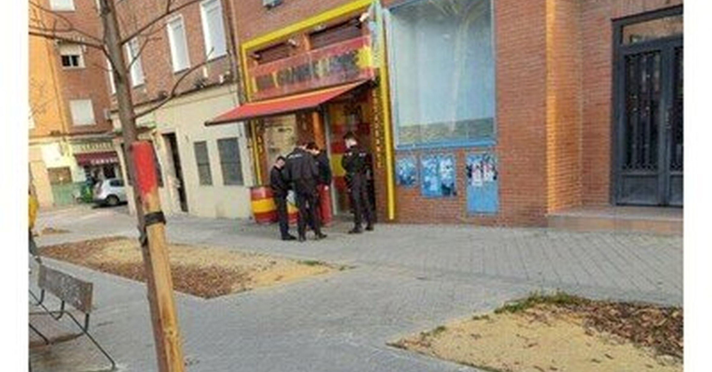 Así sostiene su negocio el bar del chino facha