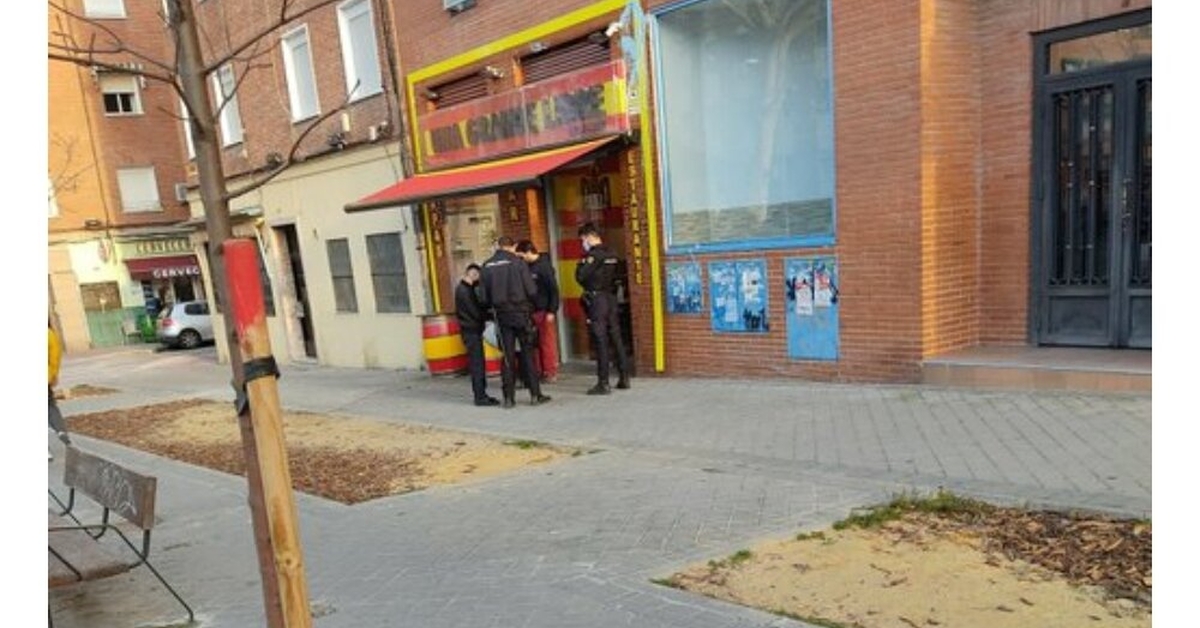 Así sostiene su negocio el bar del chino facha