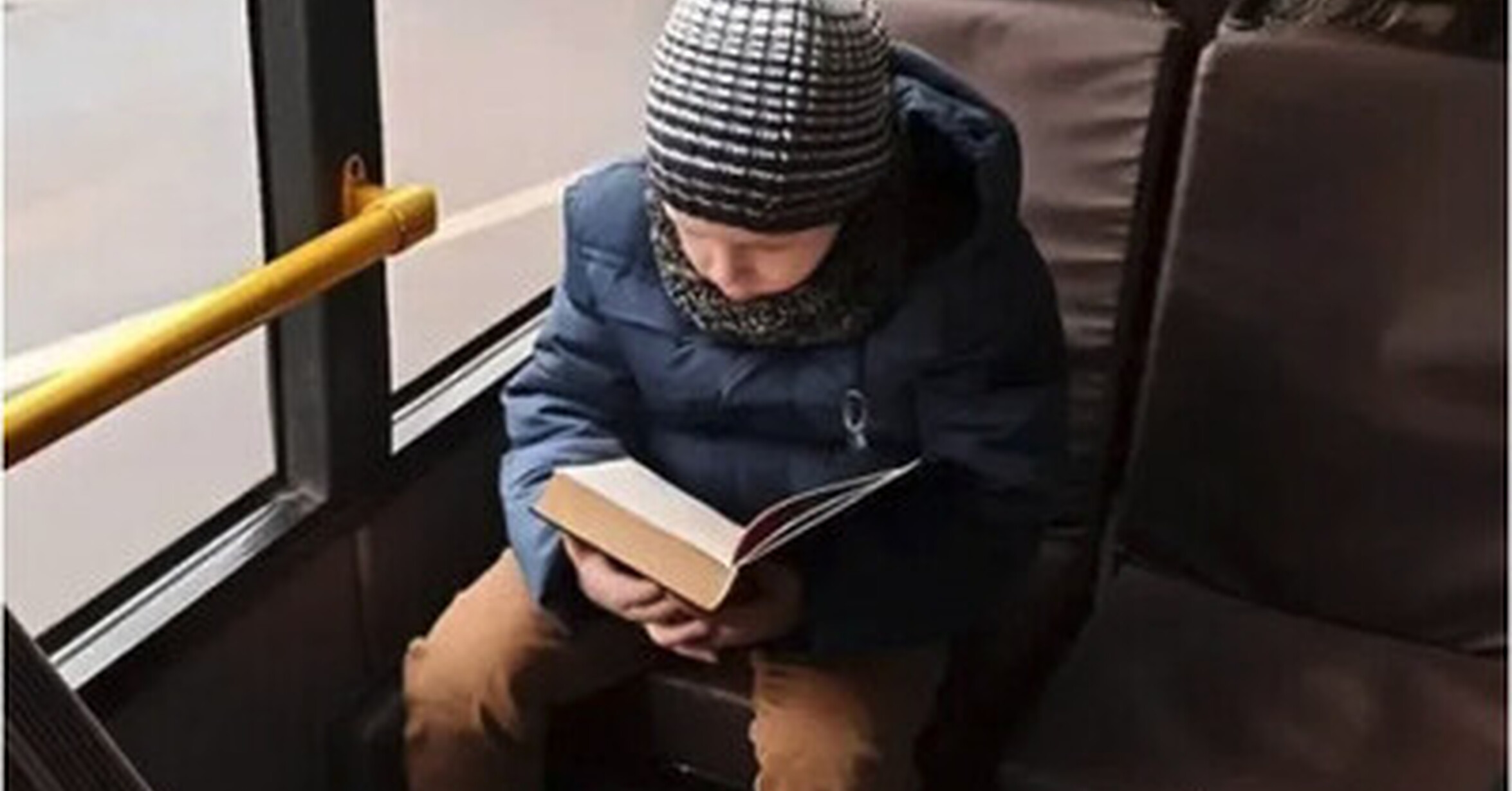 Cuánto cabrón / Eso es un niño... ¿con un libro?