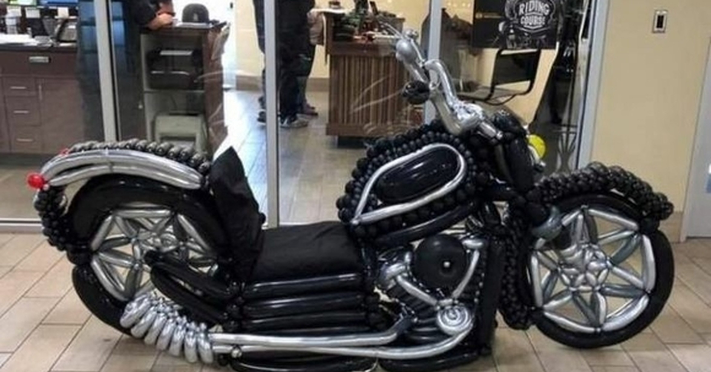 ¡Cuánta razón! / Moto hinchable