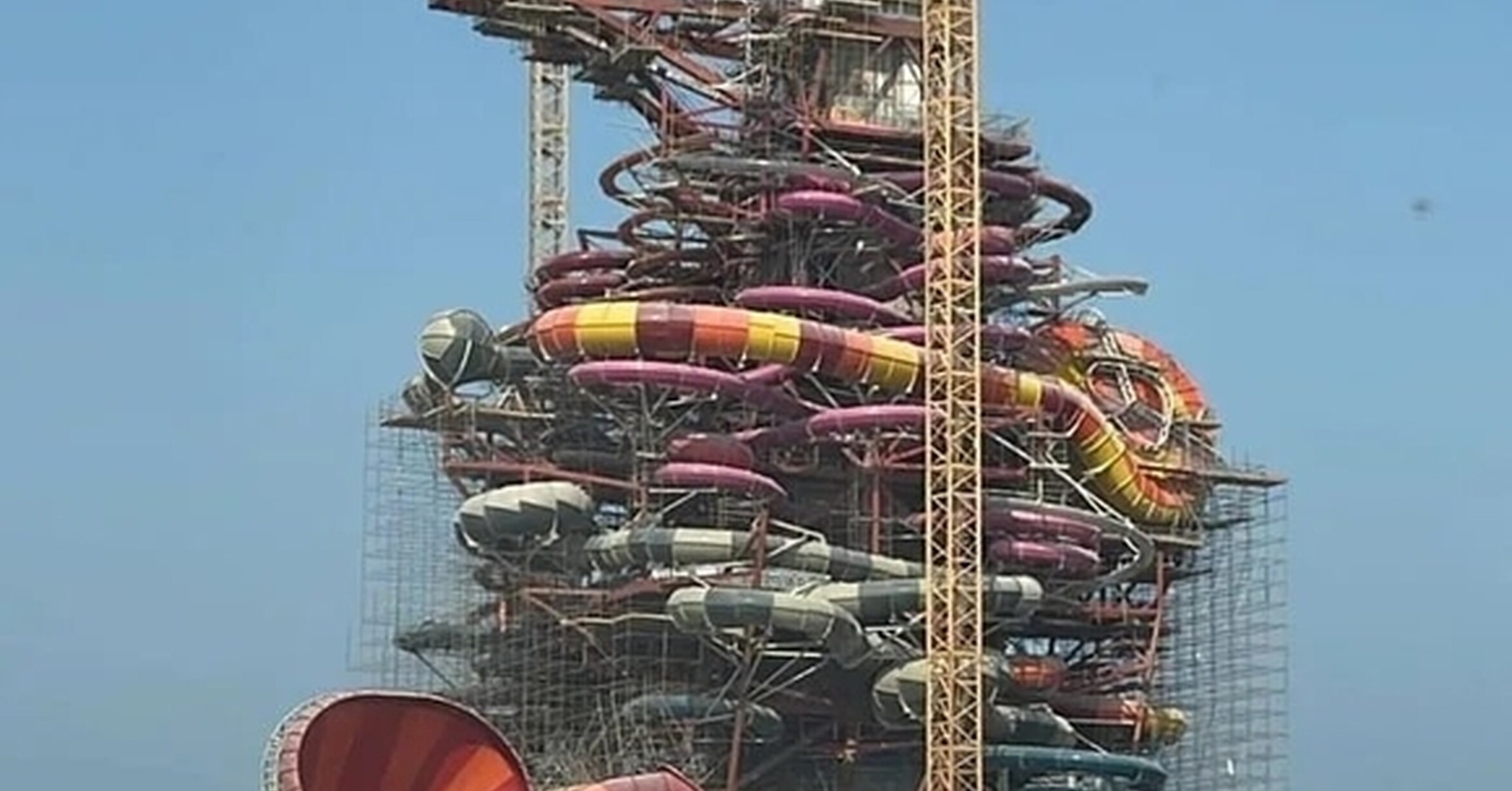 ¡Cuánta razón! / Parque acuático en Qatar en construcción