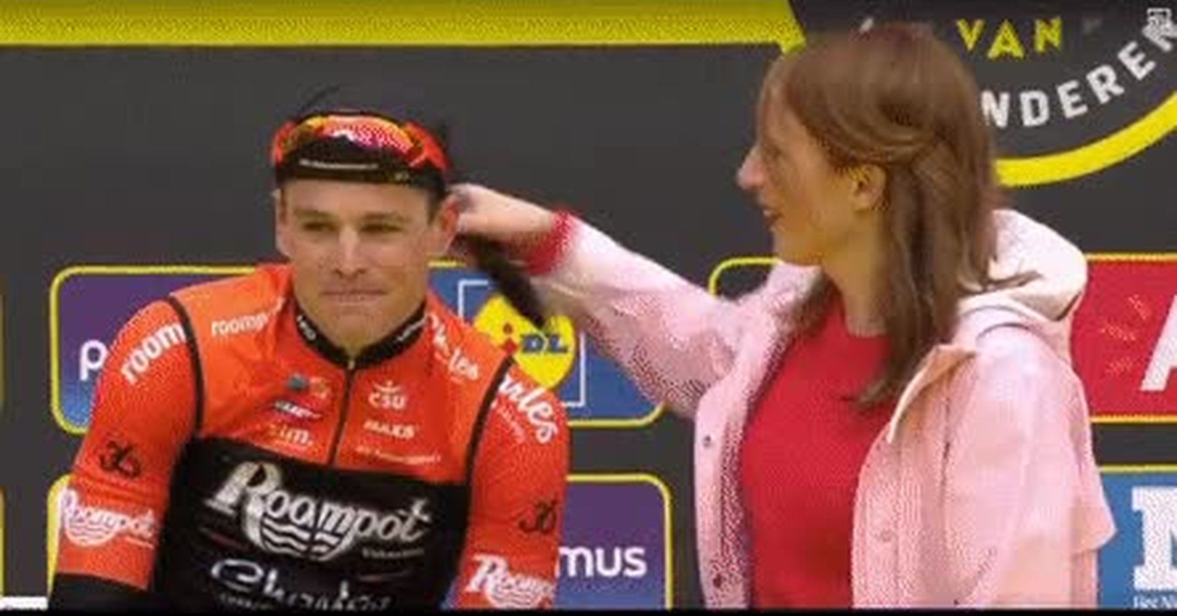 ¡Vaya GIF! / Una entrevista que termina con un incómodo beso