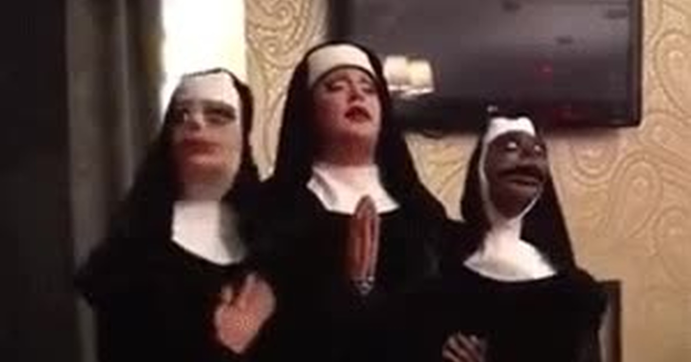 ¡Vaya GIF! / El mejor cosplay de monjas en un coro
