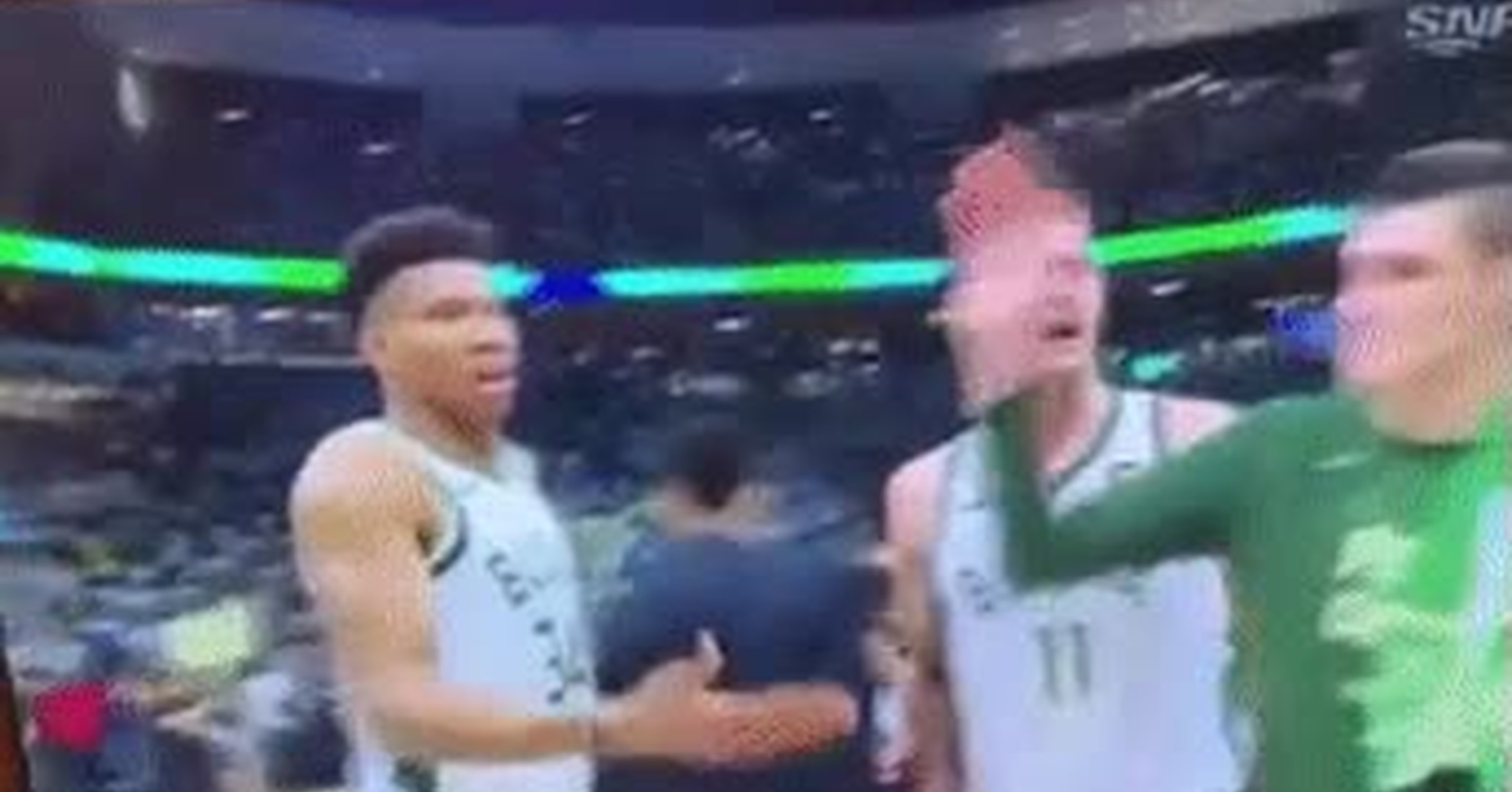 ¡Vaya GIF! / Dos jugadores van a chocar las manos y sucede algo ...