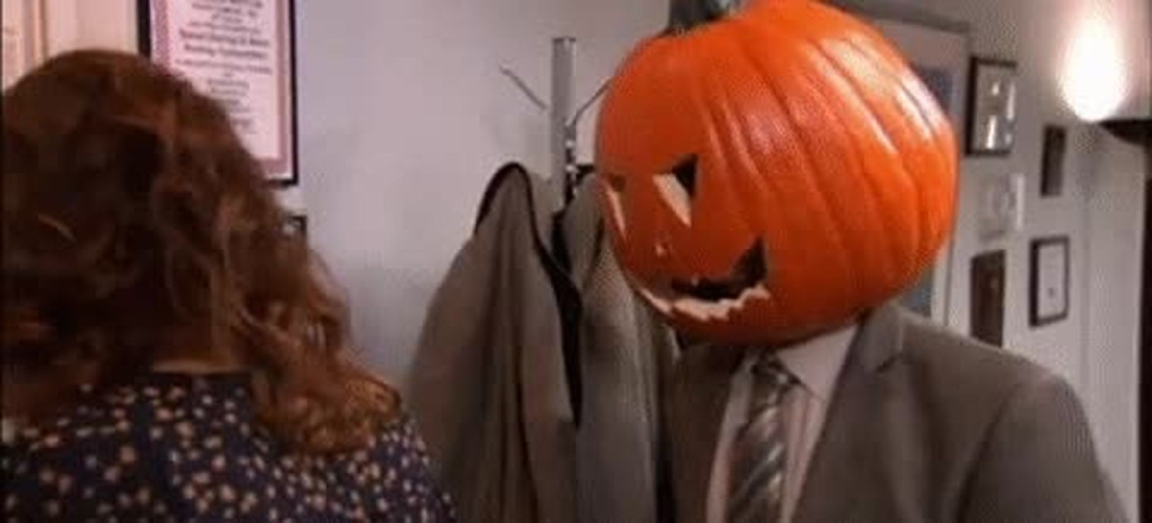 ¡Vaya GIF! / La temporada de los sustos a tus compañeros de curro ya ha ...