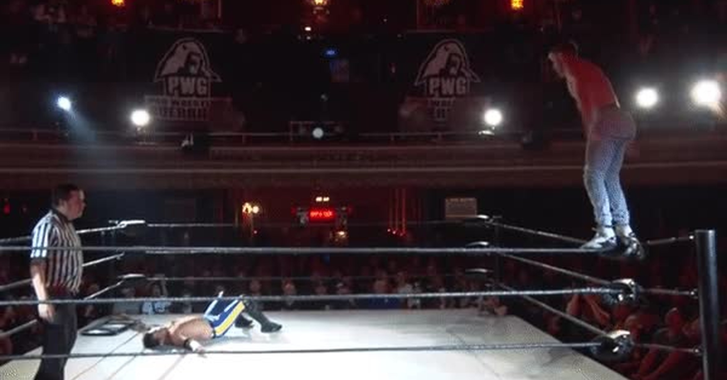 ¡Vaya GIF! / El salto más ridículo de la historia de la lucha libre