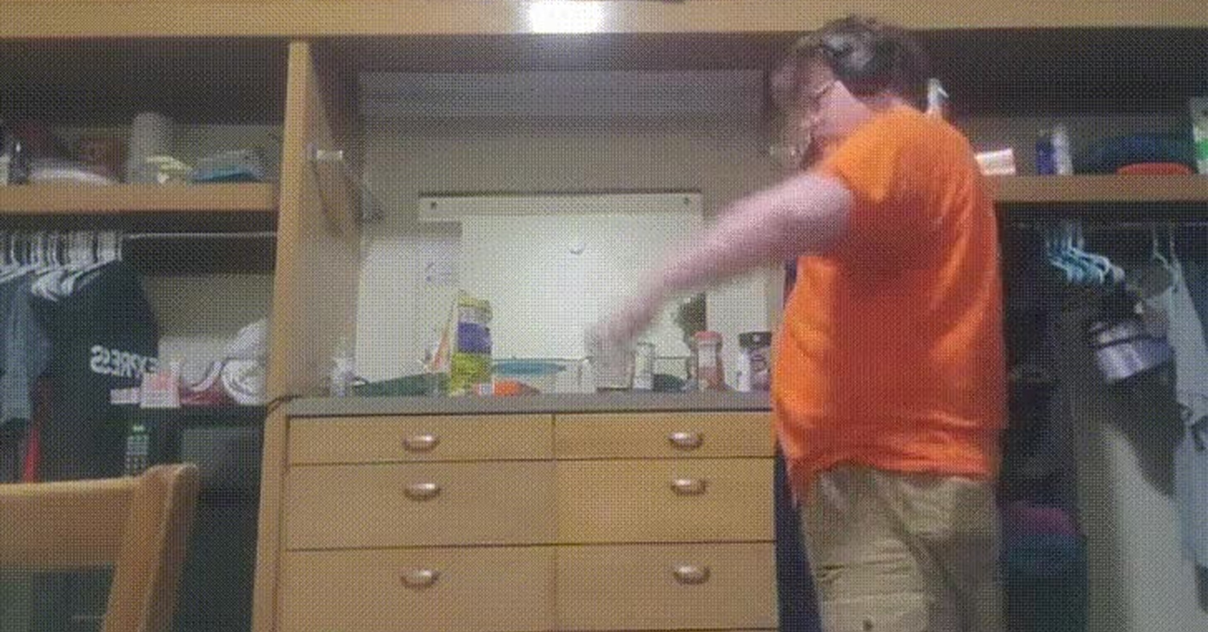¡Vaya GIF! / Practicar tu habilidad con el yoyo puede ser peligroso