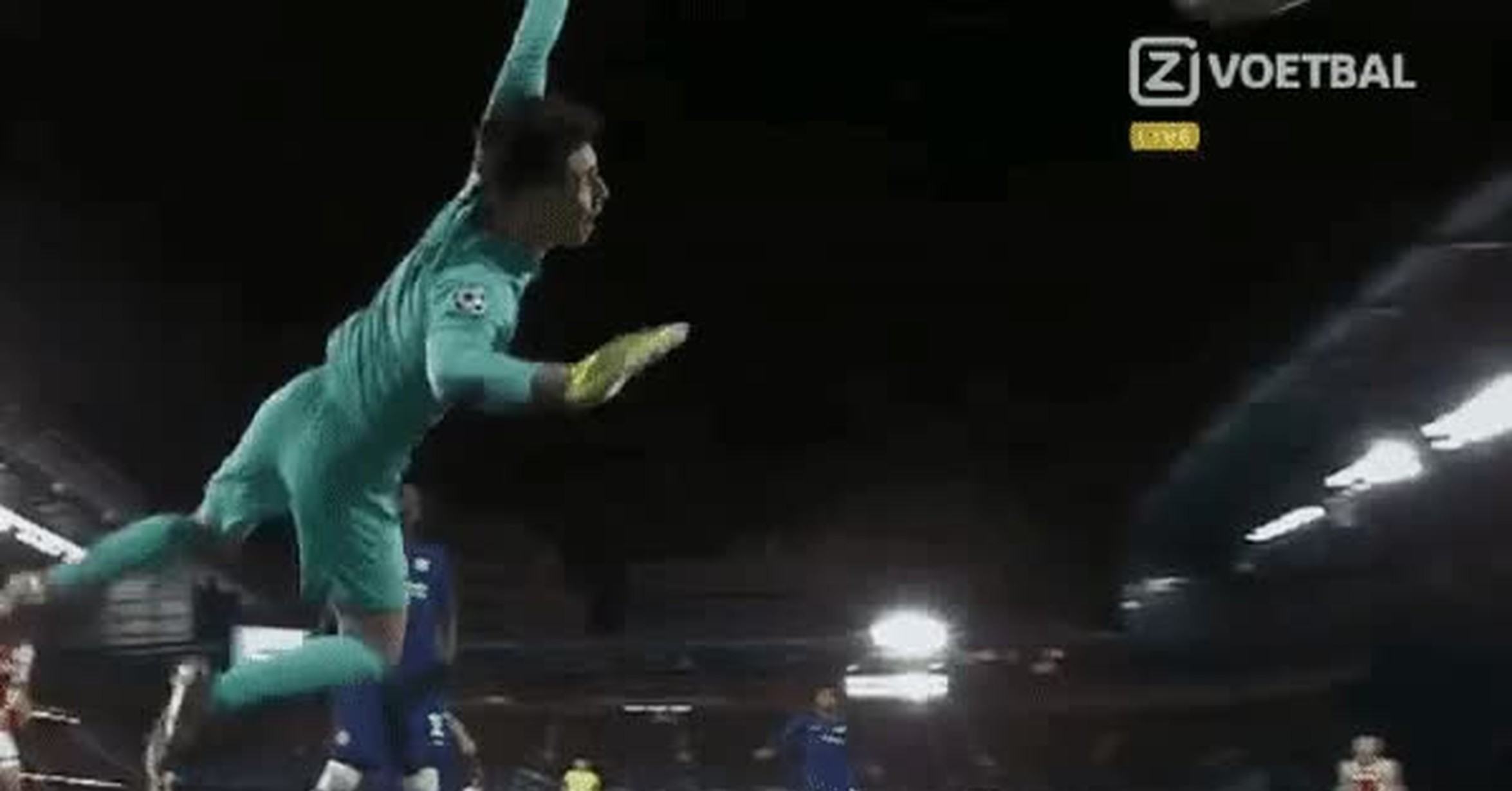 ¡Vaya GIF! / Golazo con la cara del portero en su propia portería