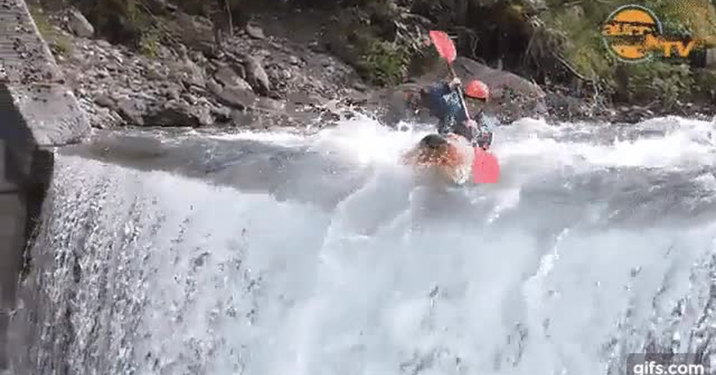 ¡Vaya GIF! / El amo del río: Bajando por una cascada haciendo un dab