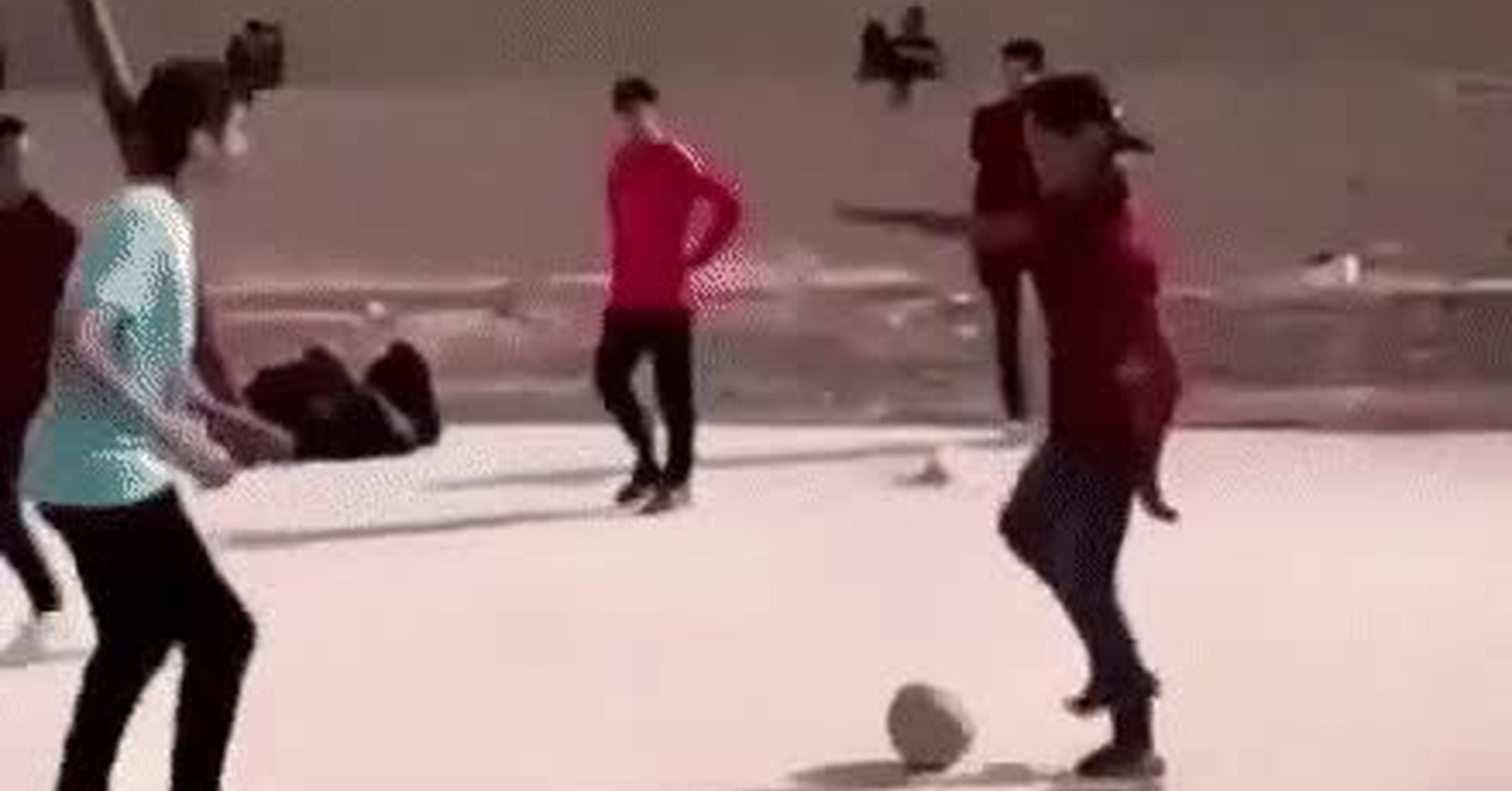 ¡Vaya GIF! / Ojalá hubiera un defensa así de infranqueable en mi equipo