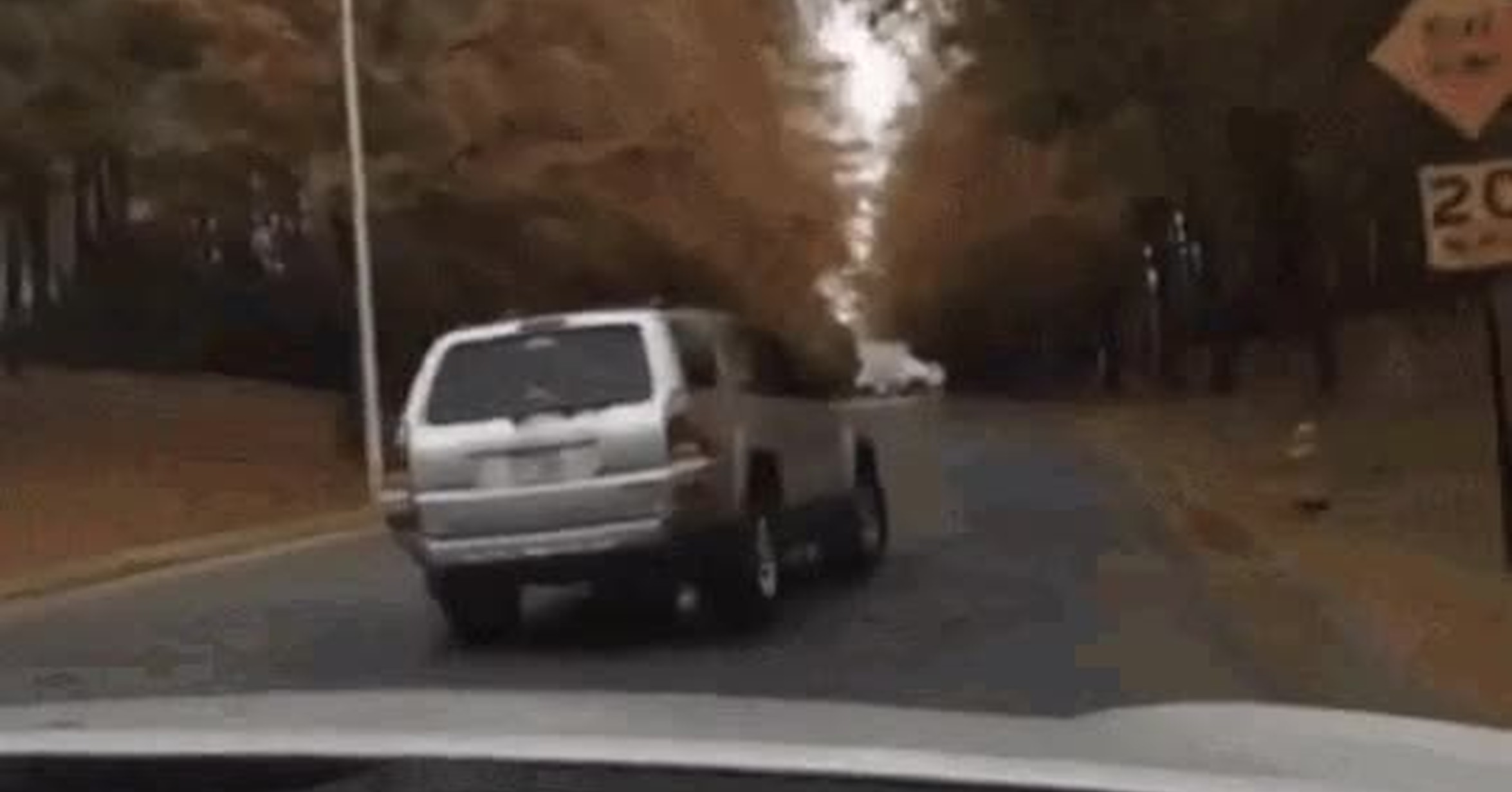 ¡Vaya GIF! / Iba a meterse con el conductor de este coche hasta que le ...