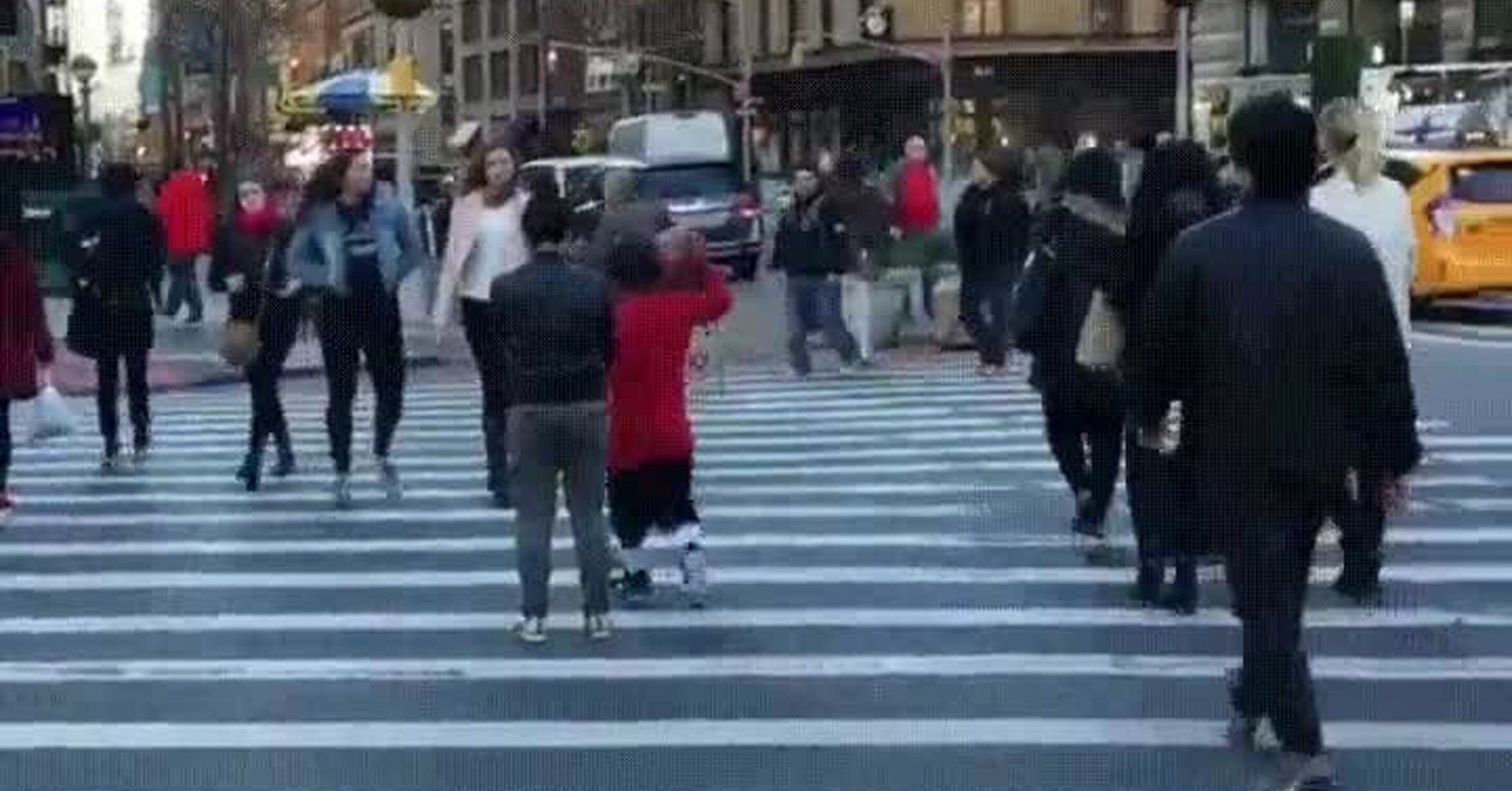 ¡Vaya GIF! / Vas tranquila por la calle y un niño te deja por los suelos