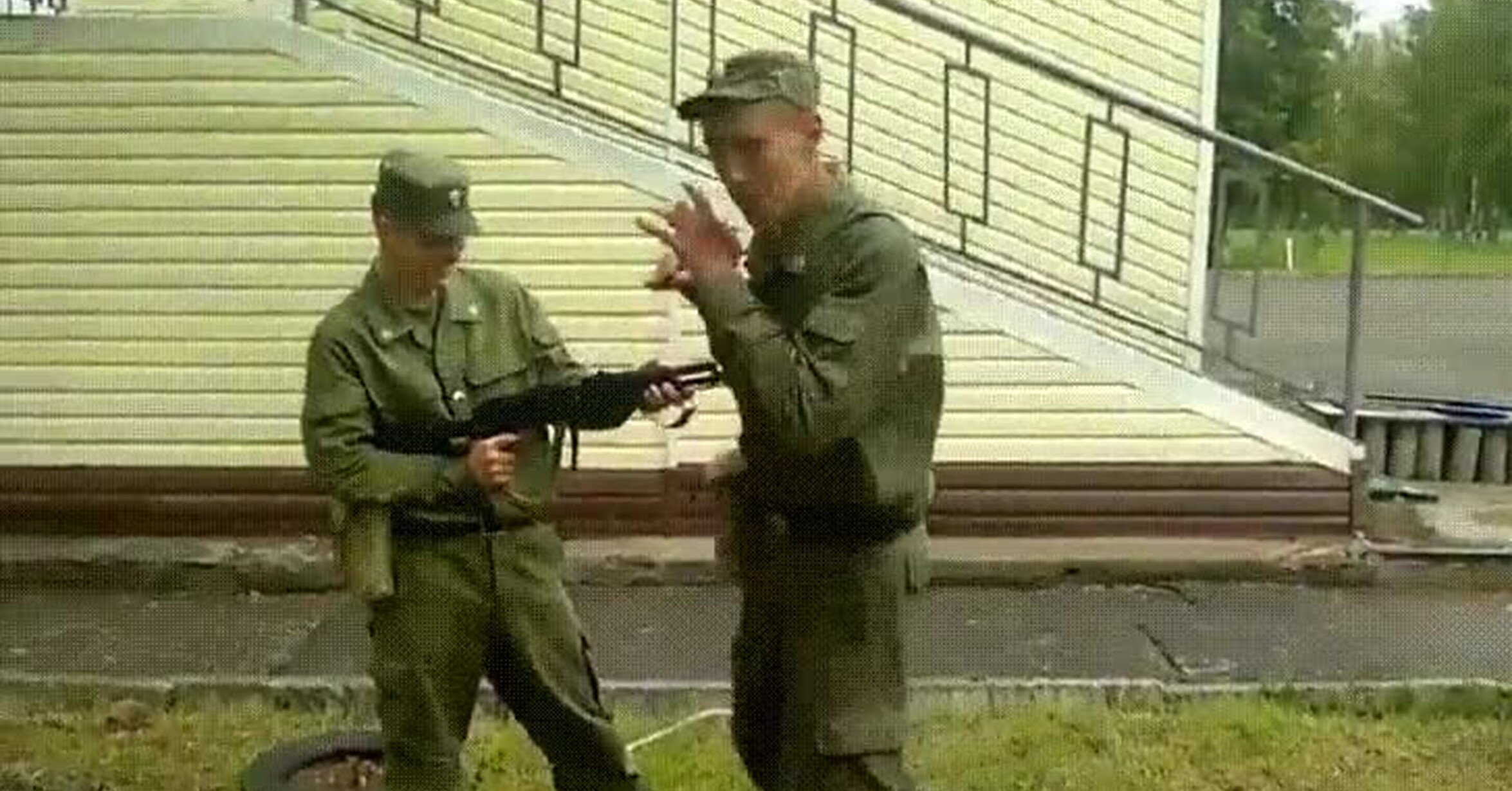 ¡Vaya GIF! / Desarmando a una persona con fusil solo con las piernas