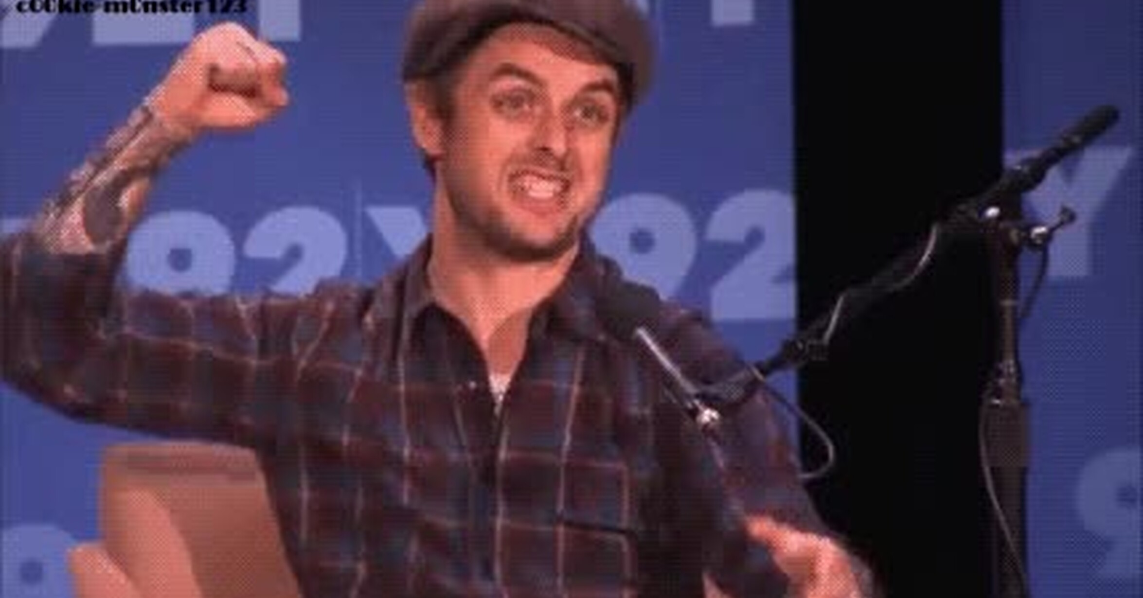 ¡Vaya GIF! / Cuando vas a celebrar un gol pero de repente llega el VAR