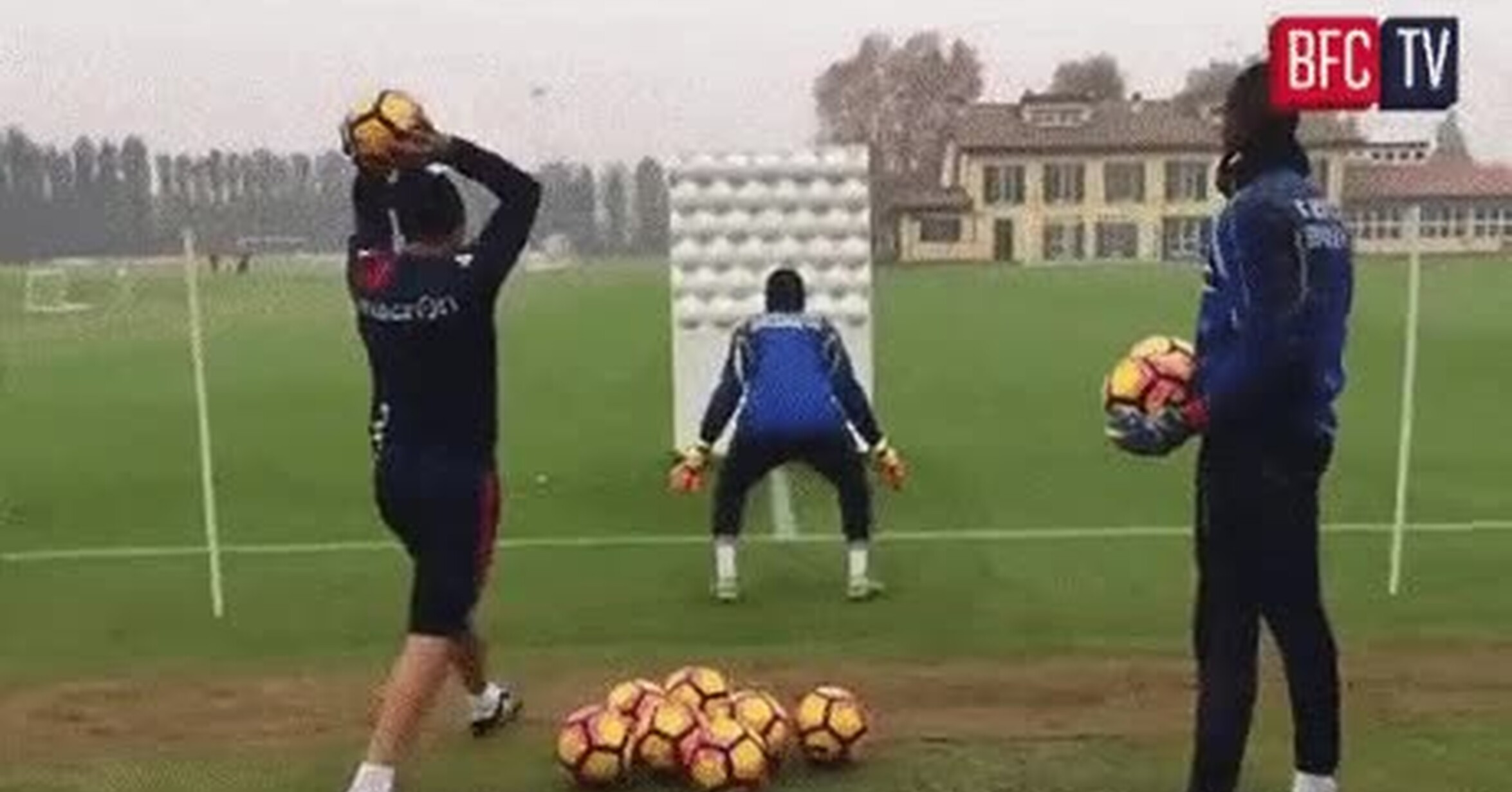 ¡Vaya GIF! / Truco para entrenar a los porteros de hoy en día