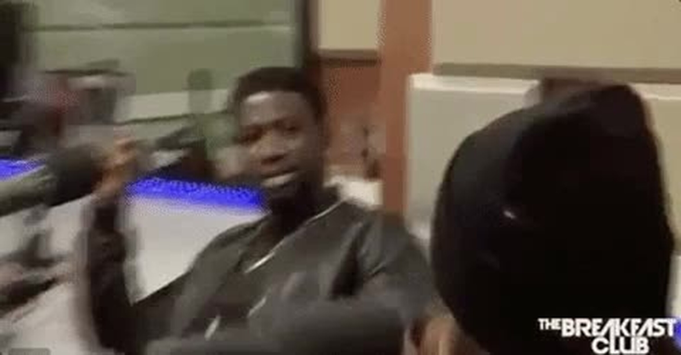 ¡Vaya GIF! / Cuando es tu primer día de clase y alguien tose a escasa ...