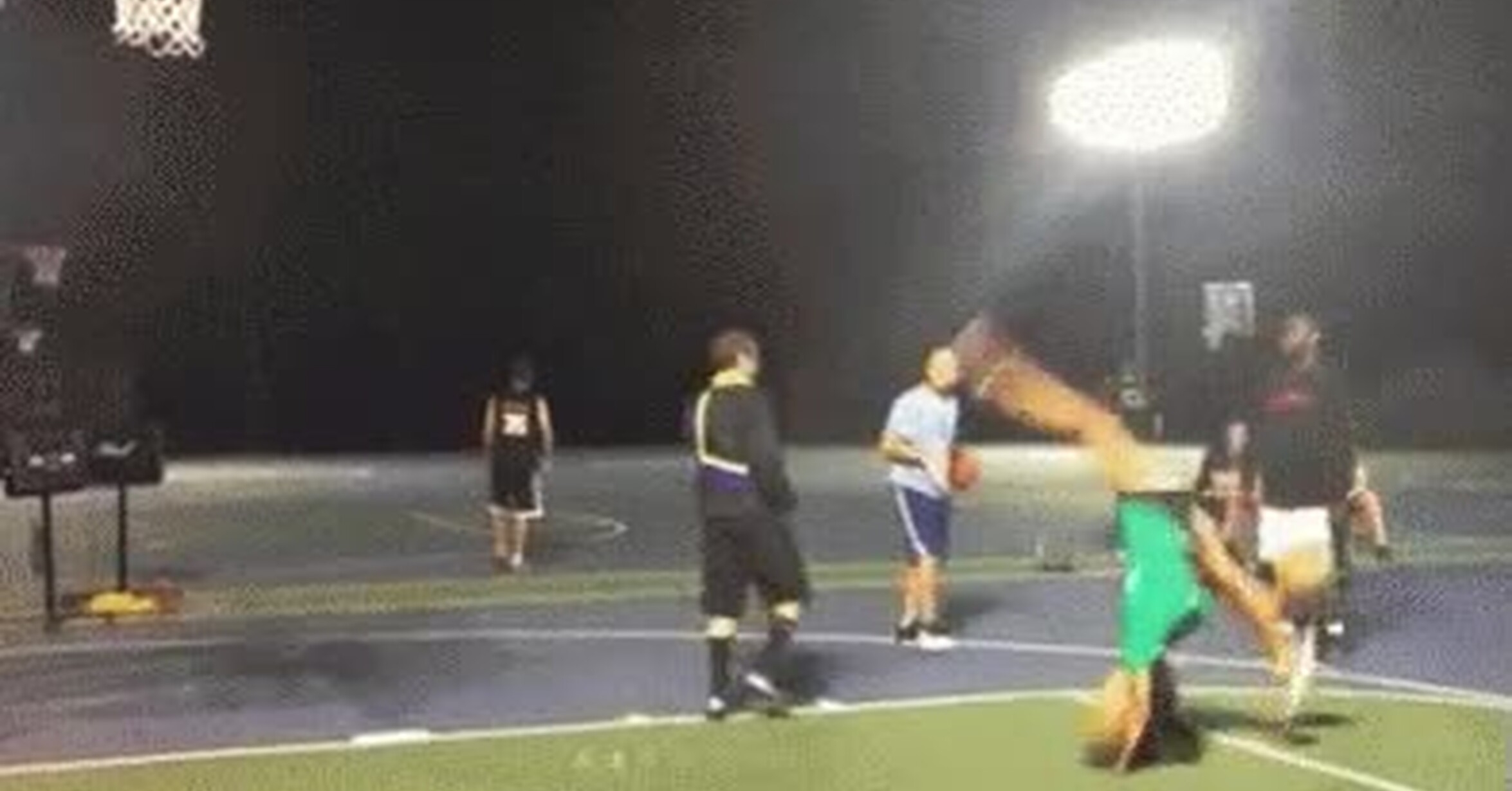 ¡Vaya GIF! / Un alucinante truco para meter una canasta