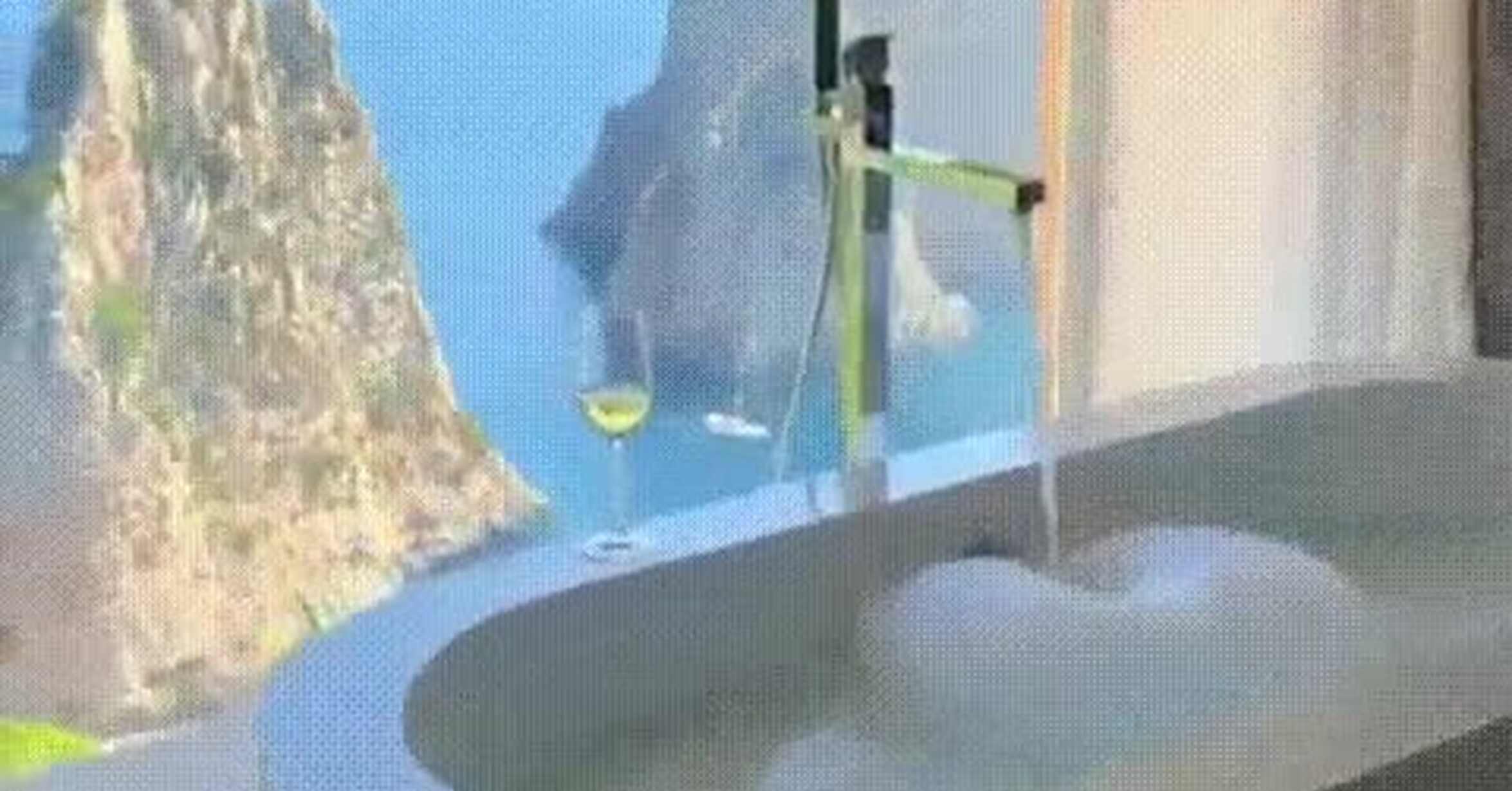 ¡Vaya GIF! / Un baño con una vista impresionante en Capri, Italia