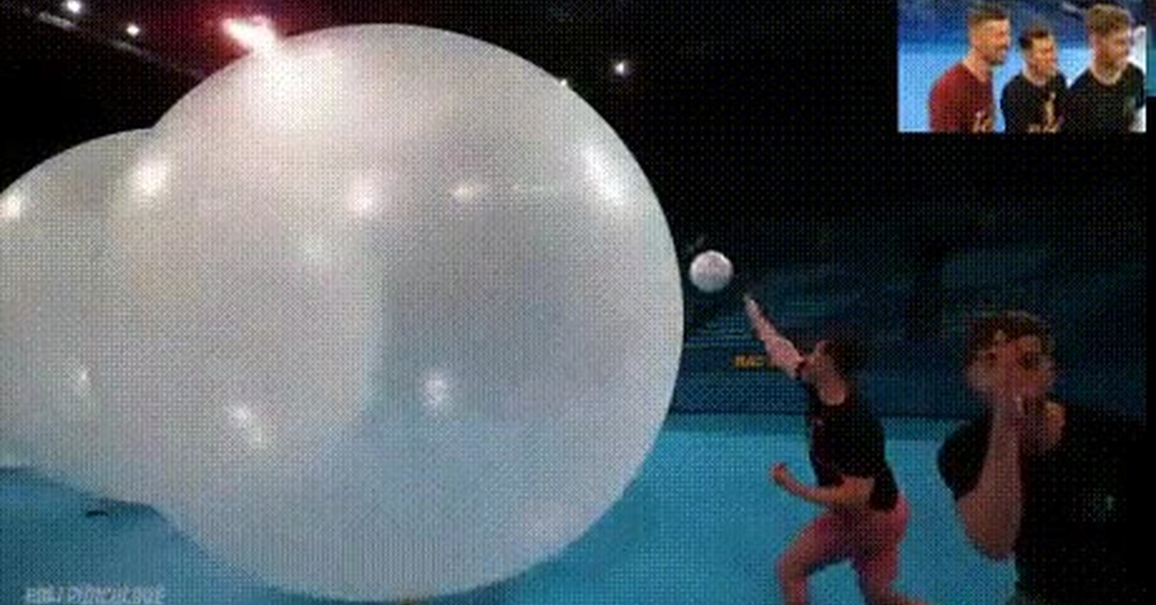 ¡Vaya GIF! / Explotando un globo gigante con una pelota de volley