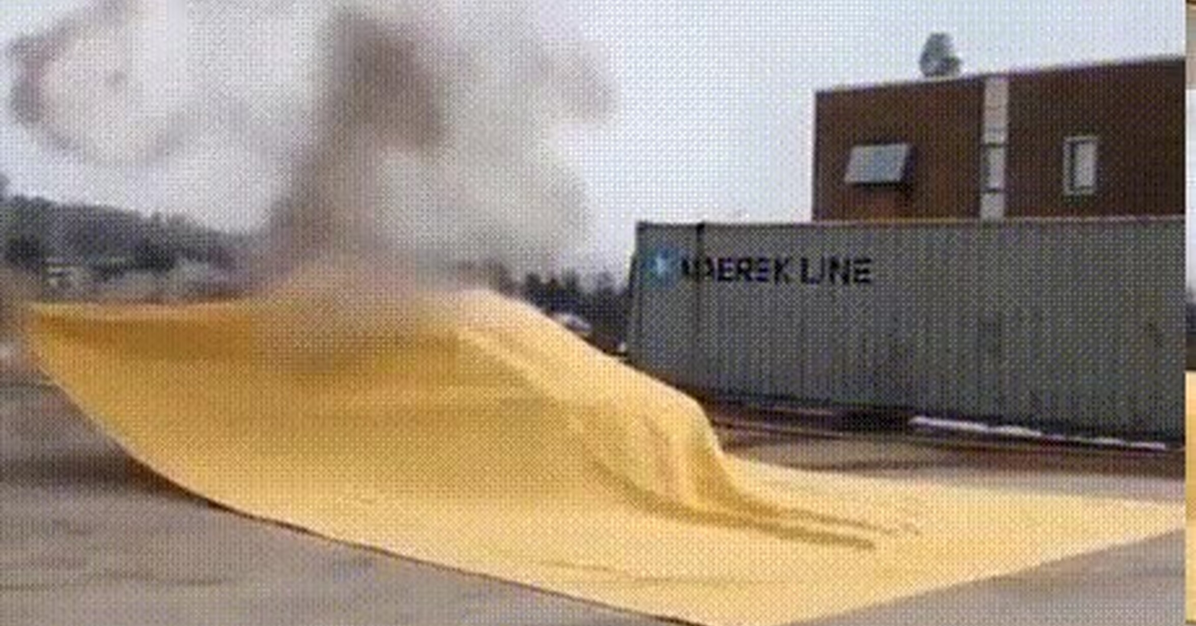 Vaya Gif Una Manta Con La Que Se Apaga El Fuego De Un Coche En Segundos