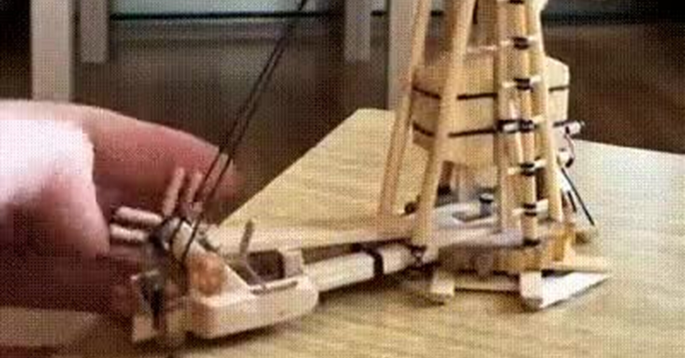 ¡Vaya GIF! / Un pequeño trebuchet montado en casa