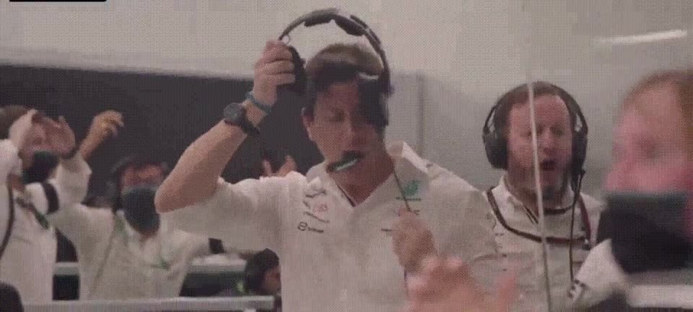 ¡Vaya GIF! / Cuando te cabreas con tus compañeros de equipo y la pagas ...