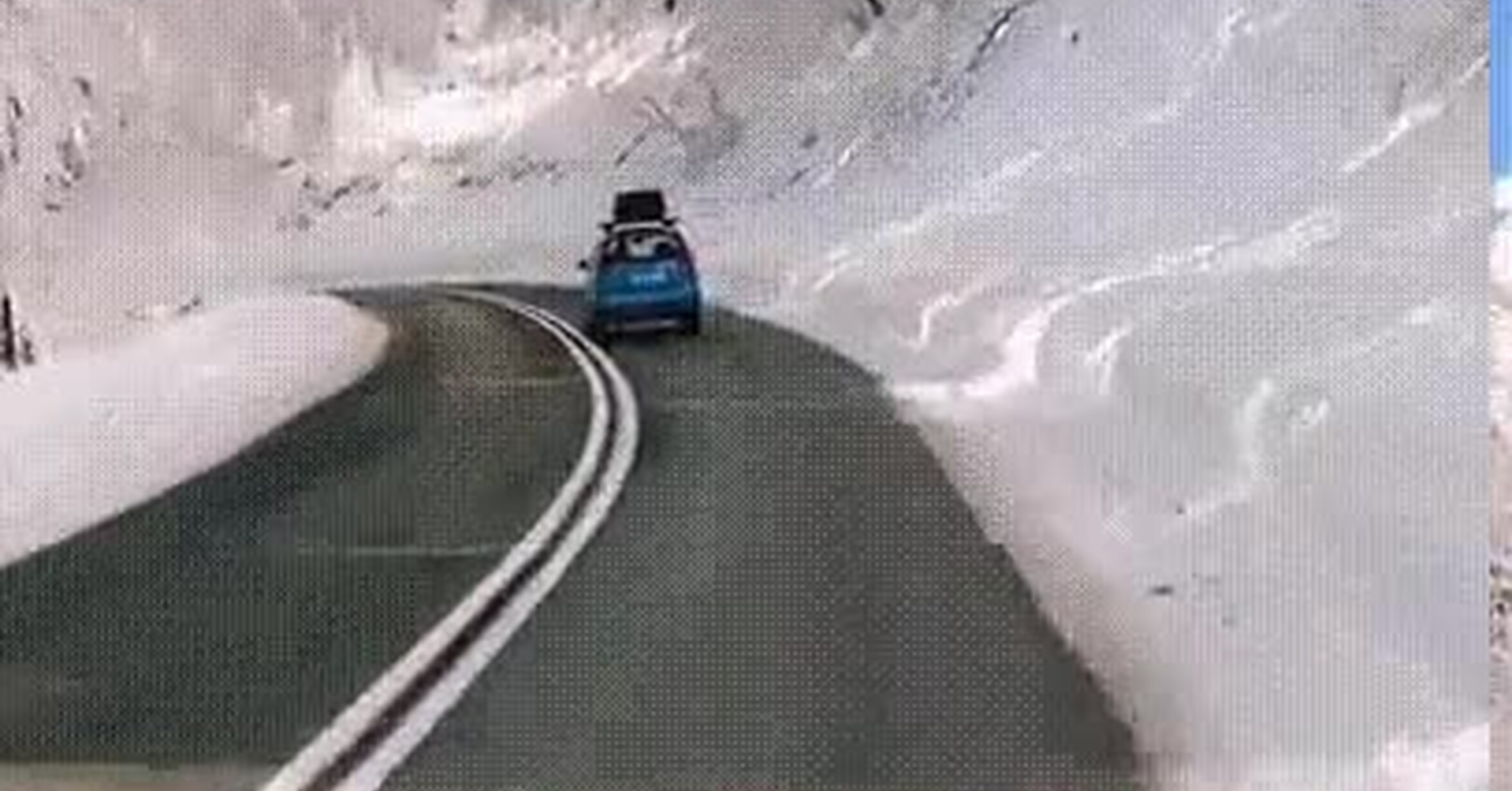 ¡Vaya GIF! / Me encantaría conducir por esta carretera llena de nieve