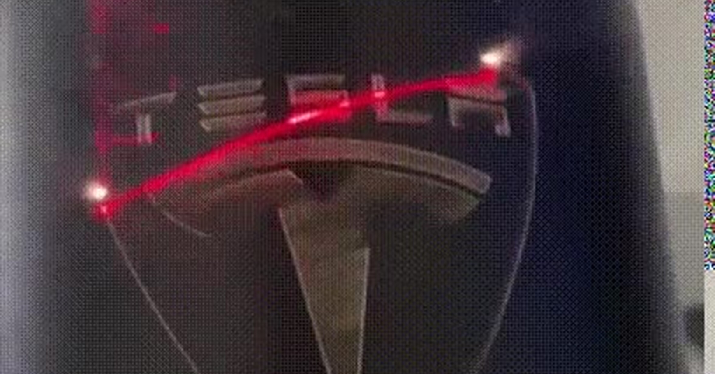¡Vaya GIF! / Así se graba el logo de Tesla