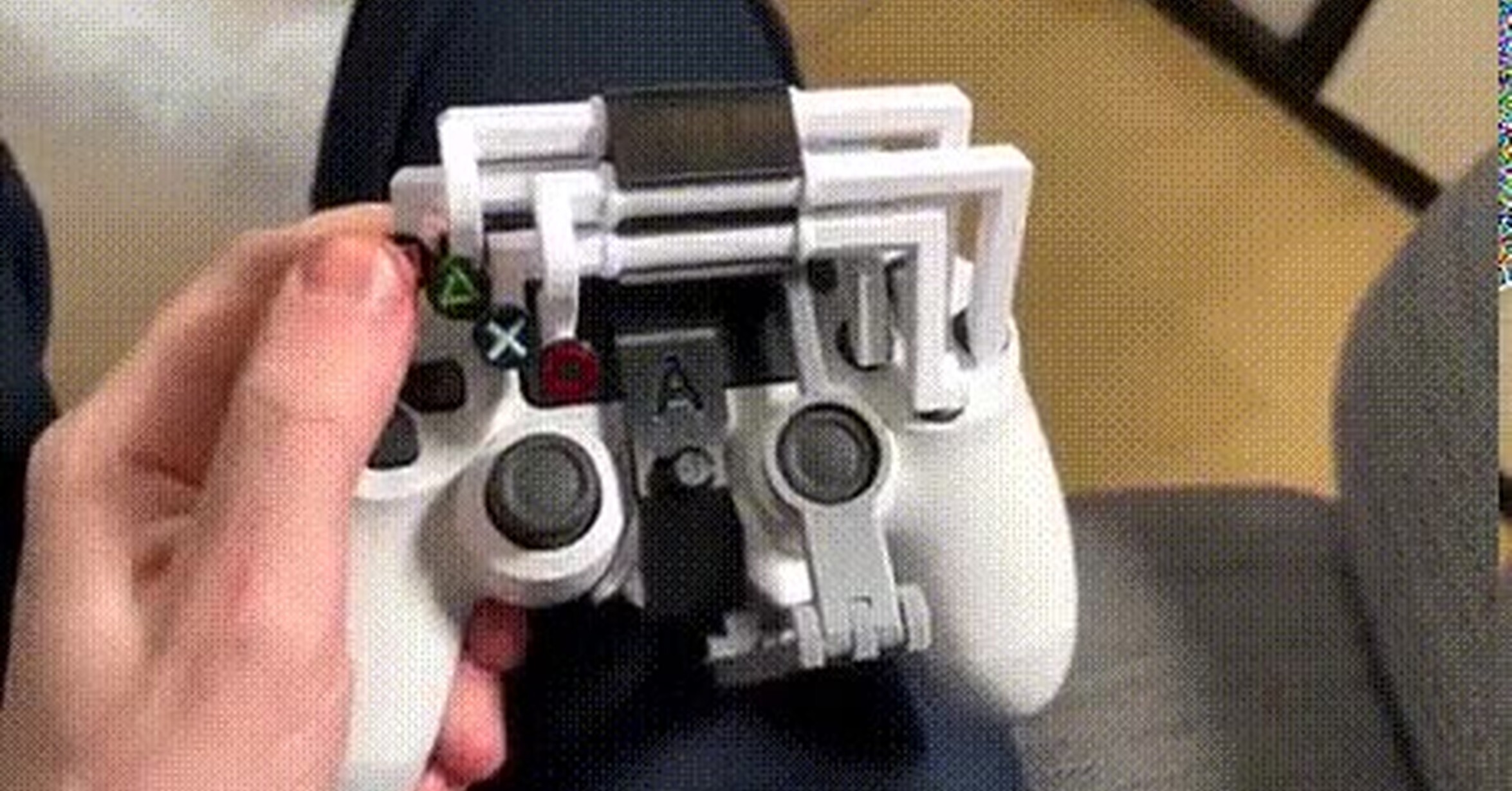 ¡Vaya GIF! / Un mando modificado para jugar con una sola mano