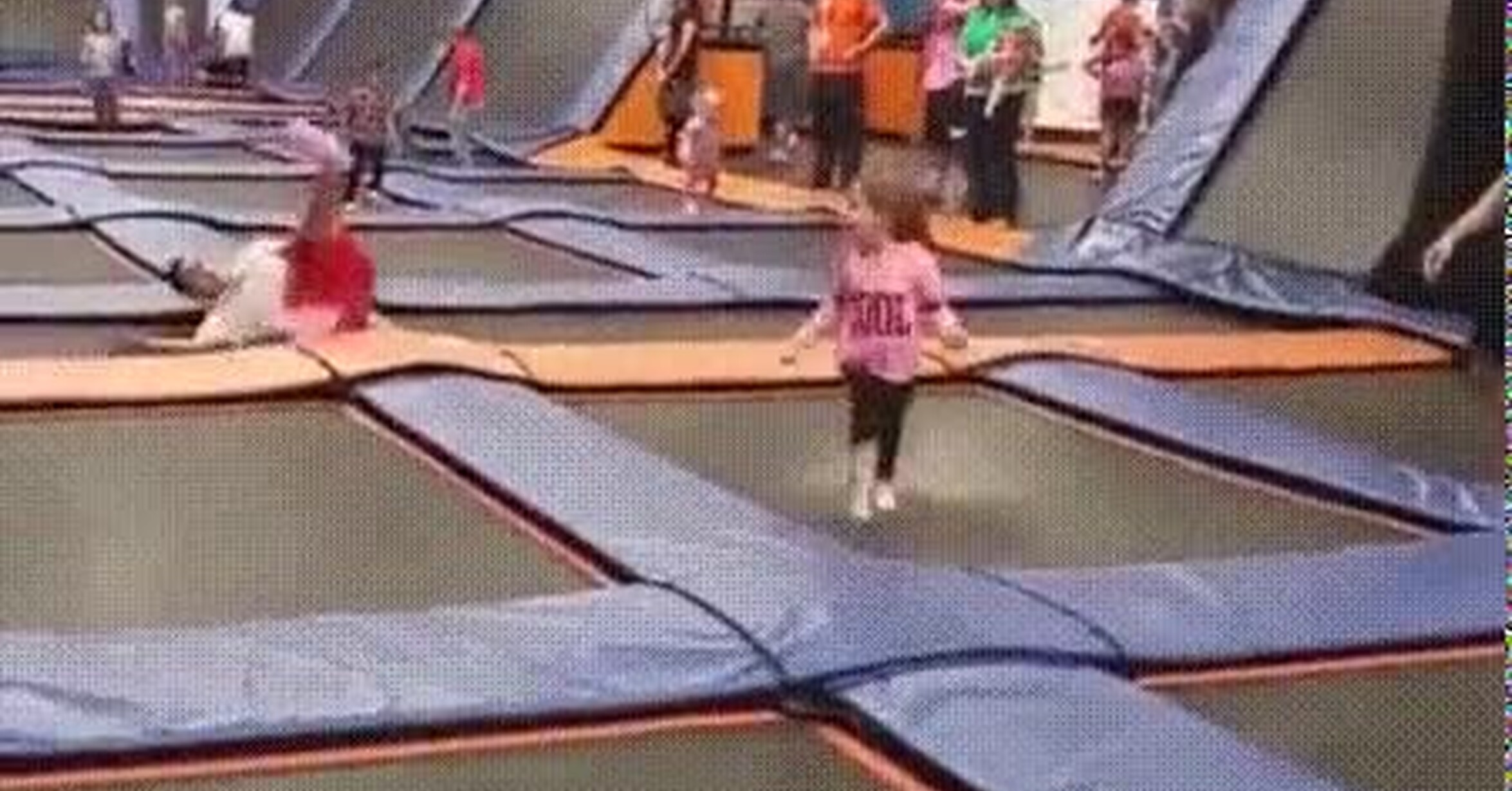 ¡Vaya GIF! / Esquivando a una niña en el último segundo