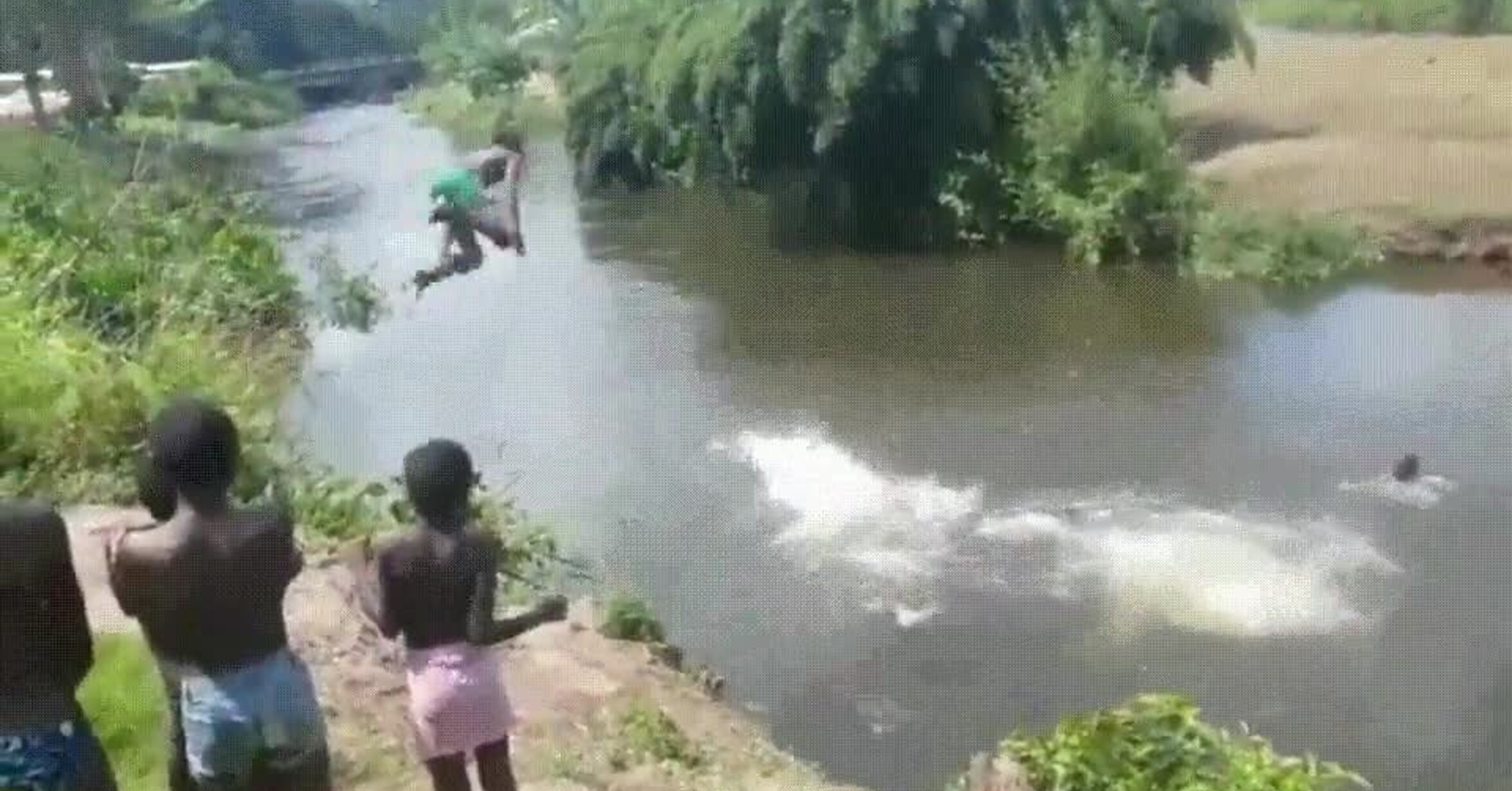 ¡Vaya GIF! / Los chicos pasándolo bien saltando en el río