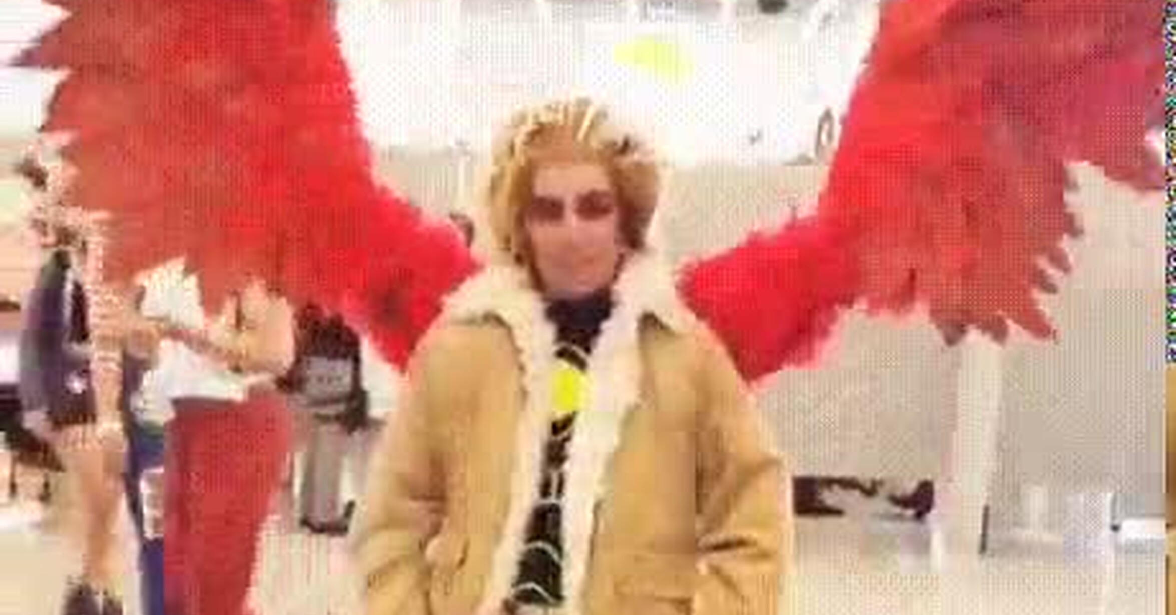 ¡Vaya GIF! / El mejor cosplay con alas que he visto en mucho tiempo