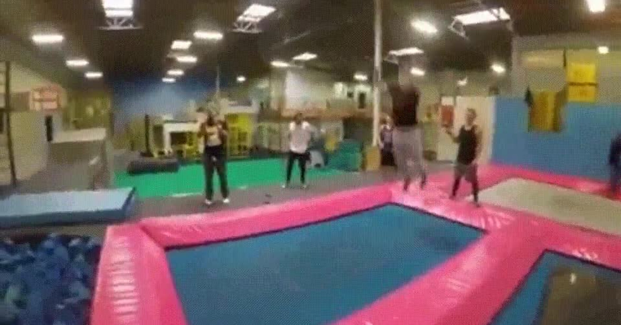¡Vaya GIF! / Haciendo un backflip dentro del agujero