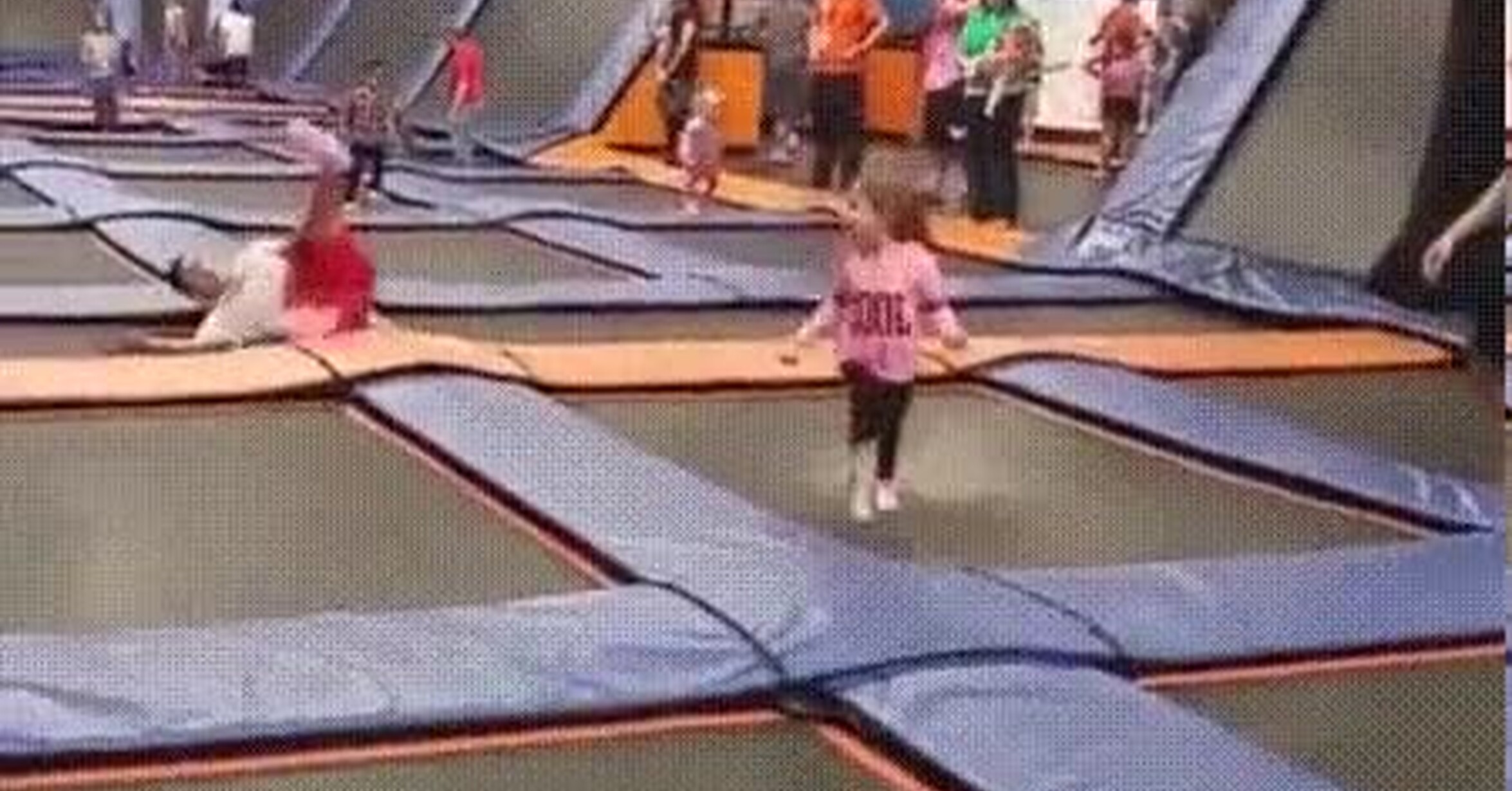 ¡Vaya GIF! / Es increíble cómo esquiva a la niña en el último segundo